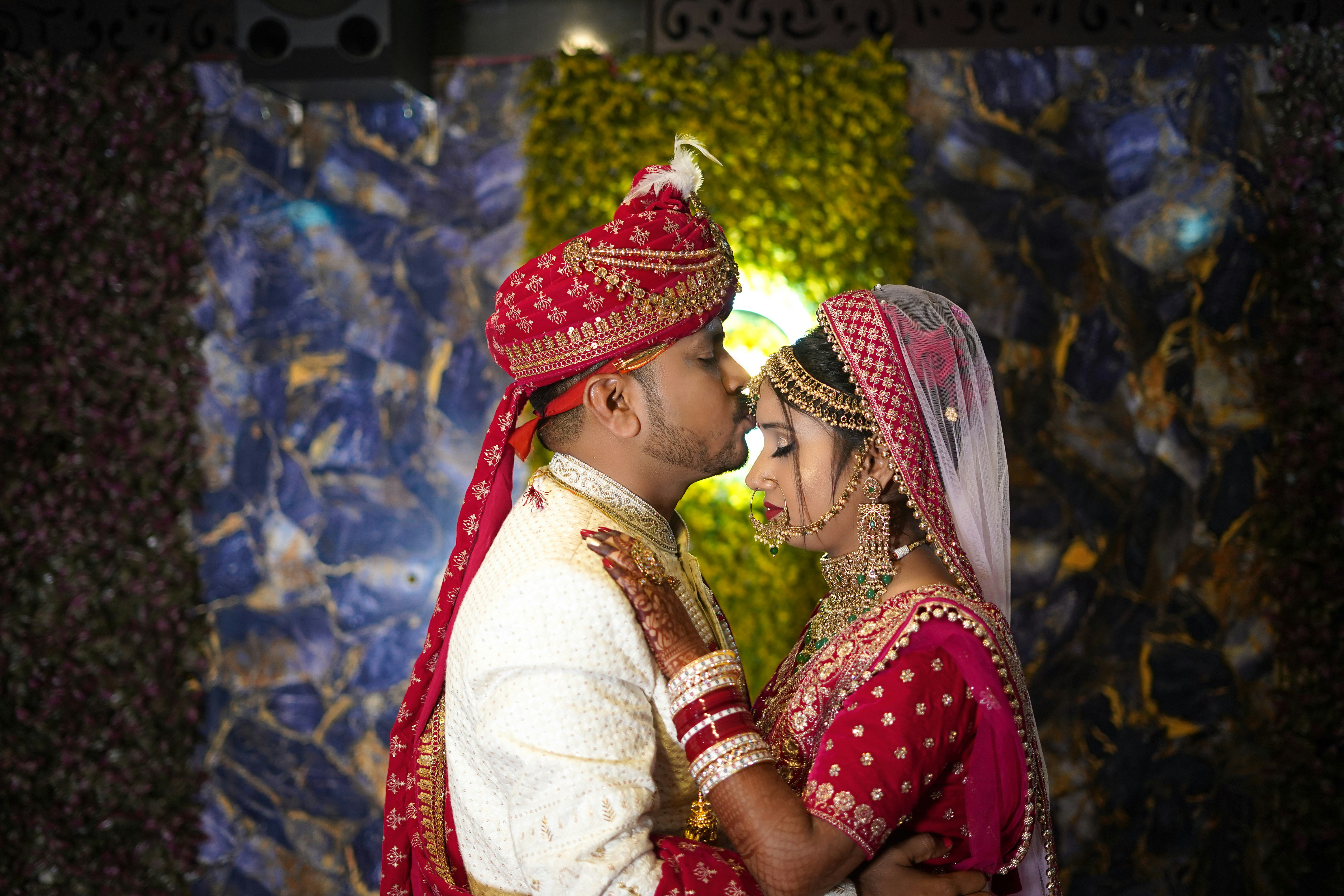 A man and a woman dressed in traditional indian garb photo – Free Waah ...