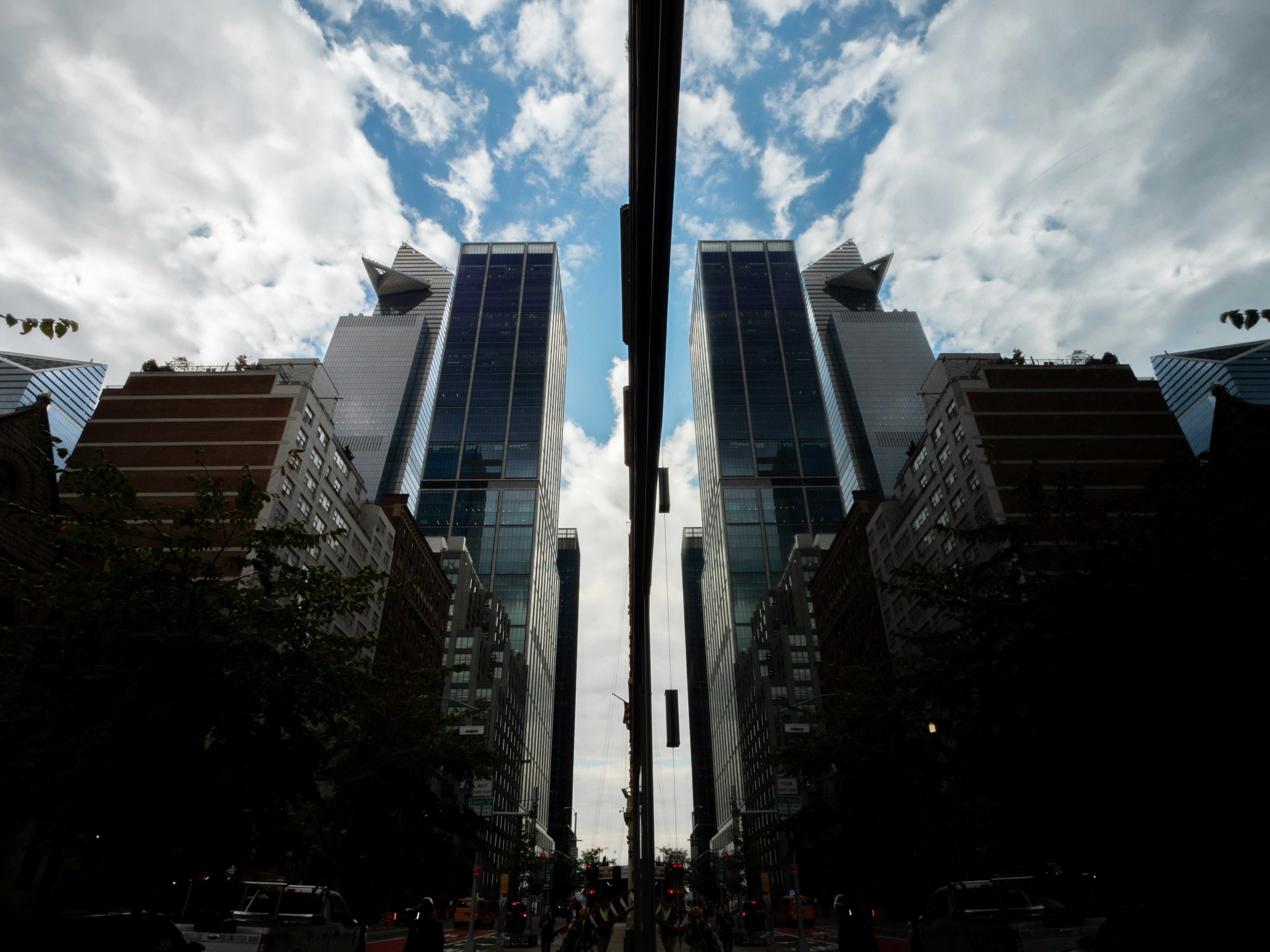 Mirrorline Between Twin Towers: A Narrow Urban Axis