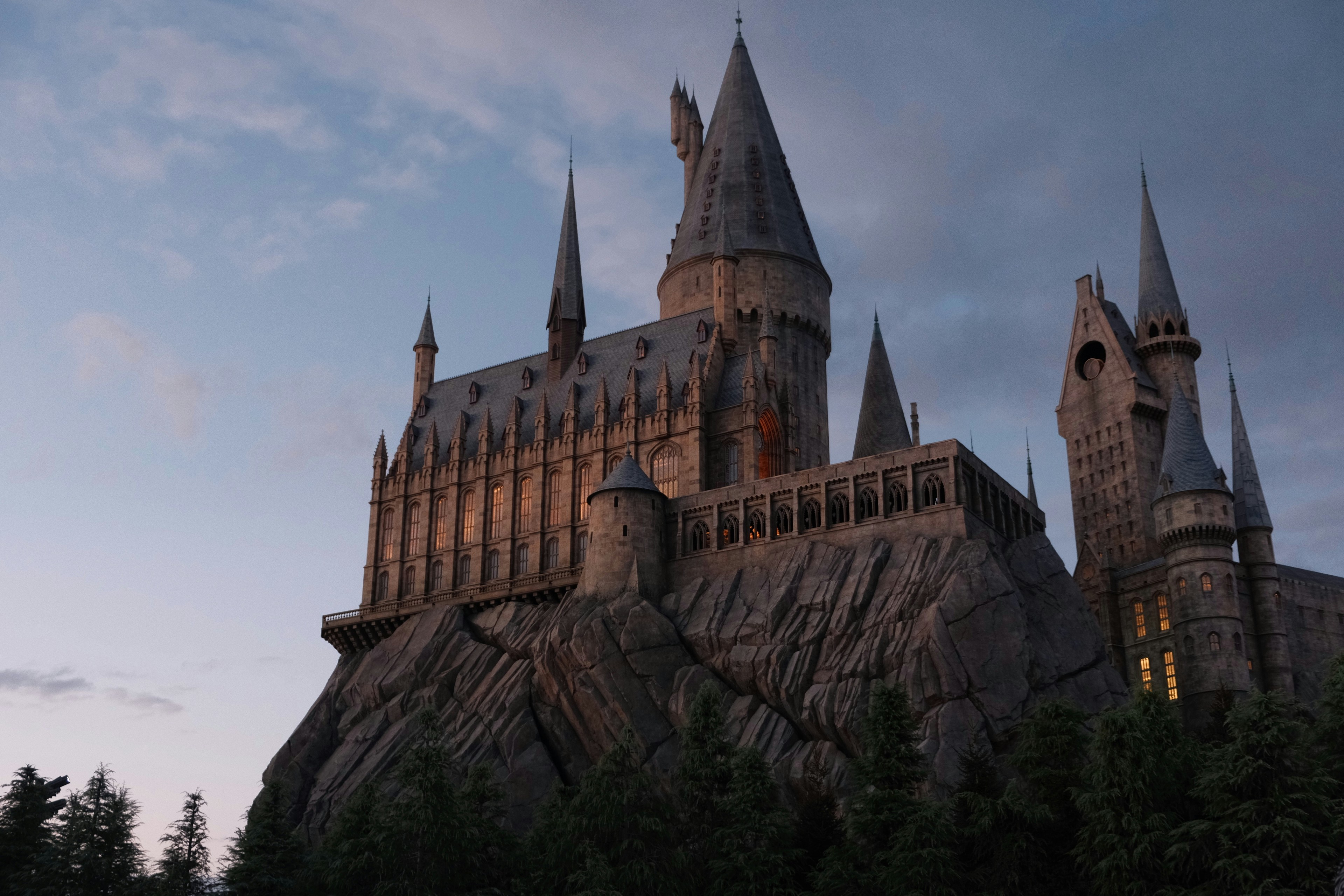 Un gran castillo con torres en la cima de una montaña foto – Imagen de ...