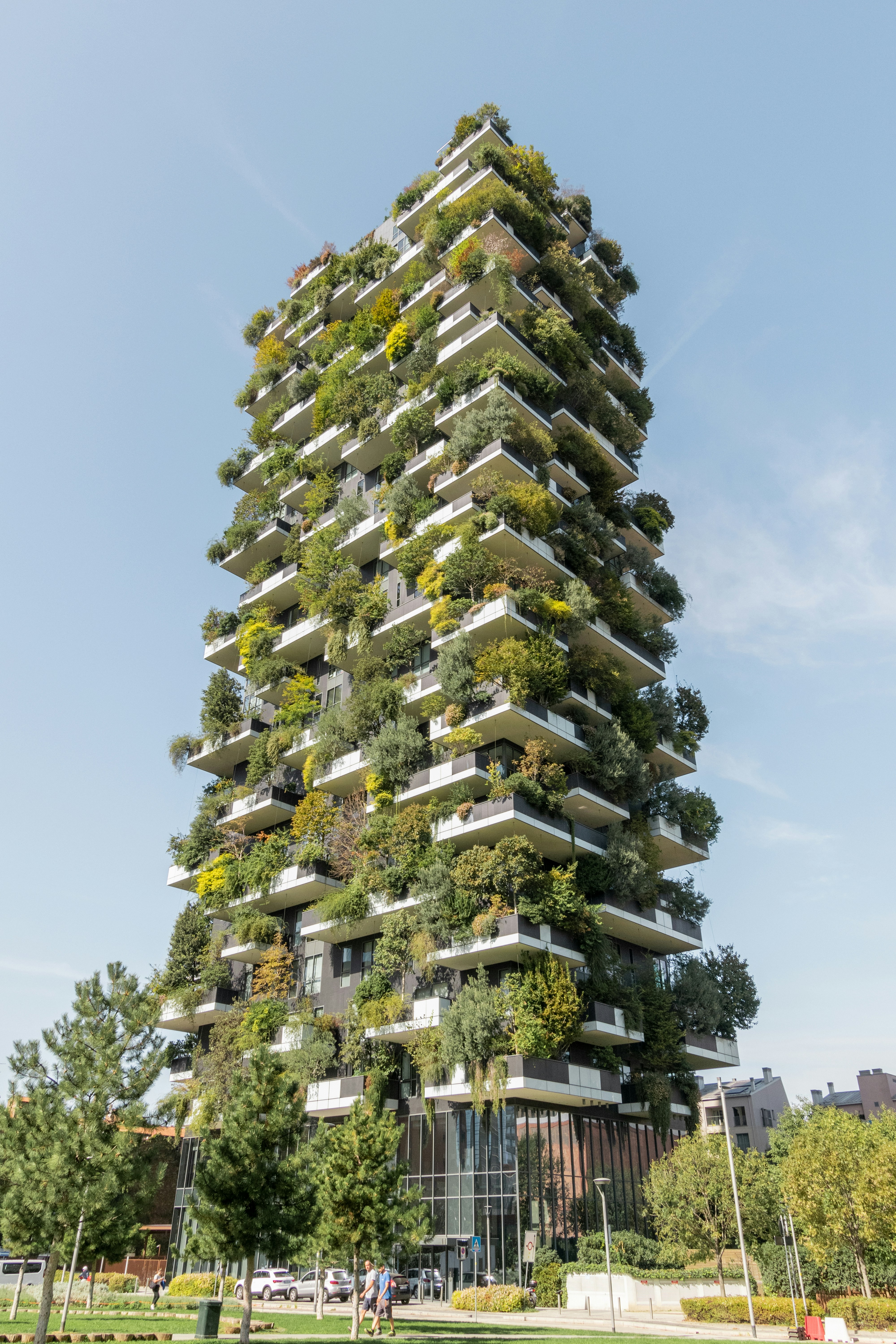 A very tall building with lots of plants growing on it photo – Free ...