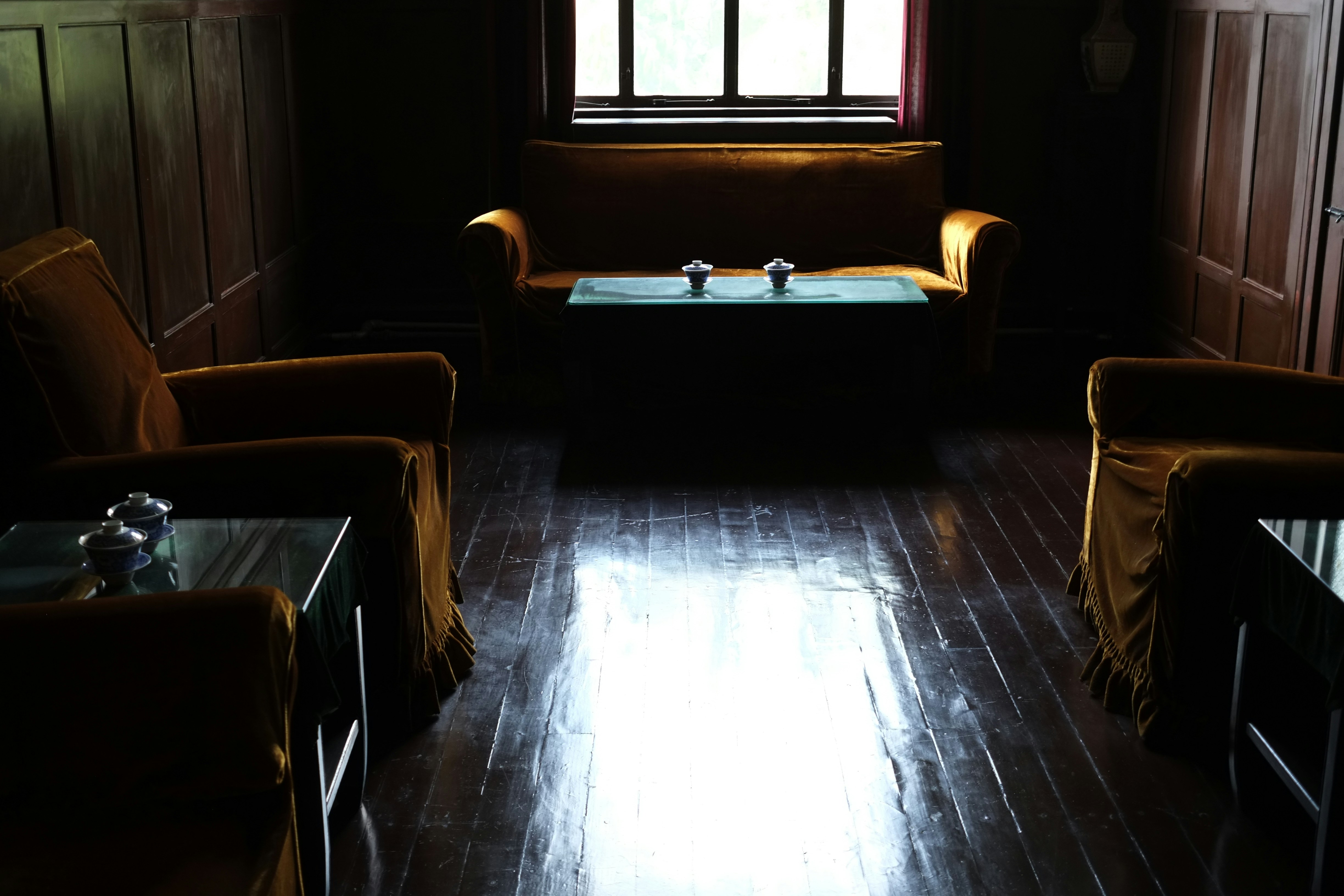 A dimly lit room with two couches and a coffee table photo – Free ...