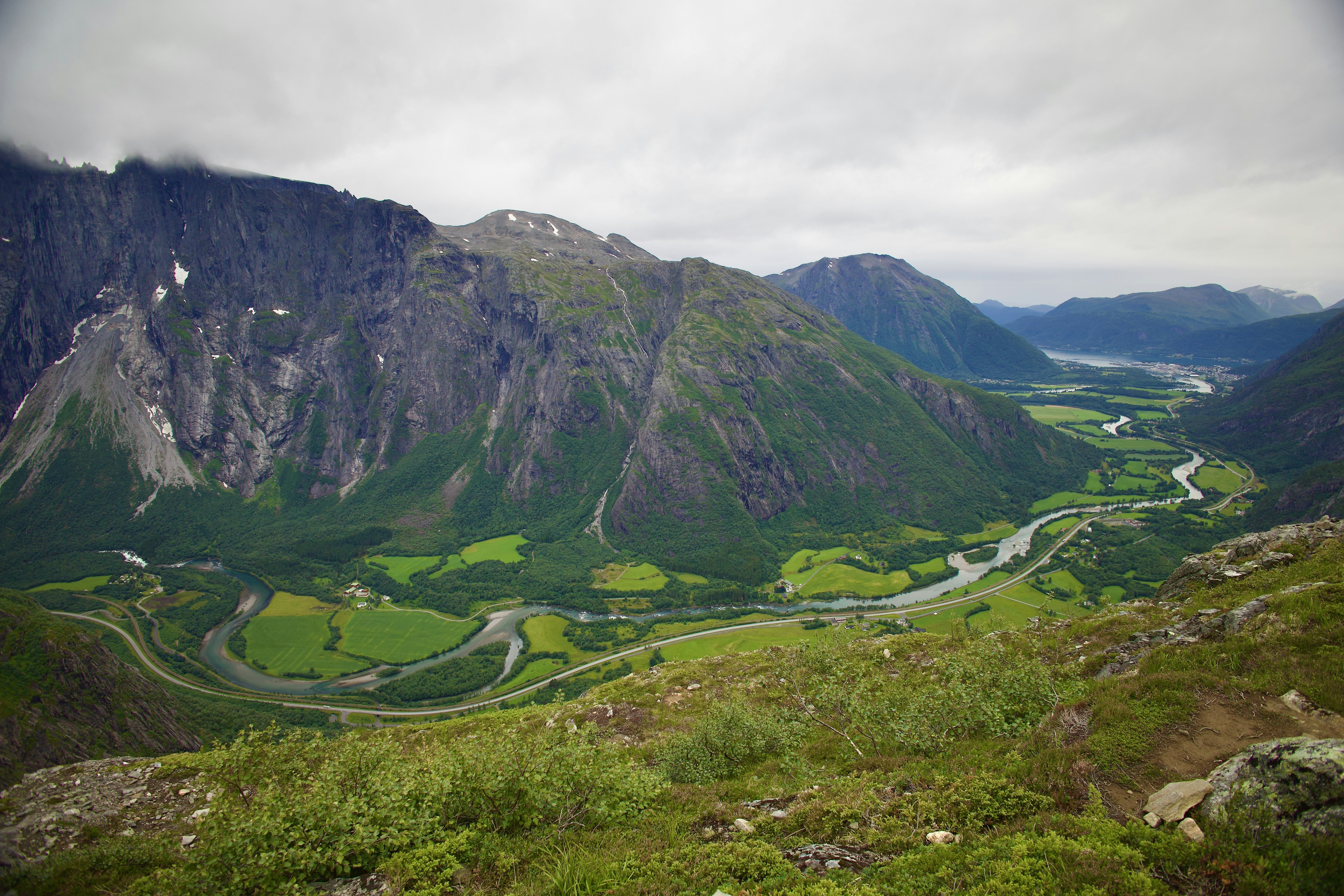 Foto Una vista de un valle con un río que lo atraviesa – Imagen Noruega ...
