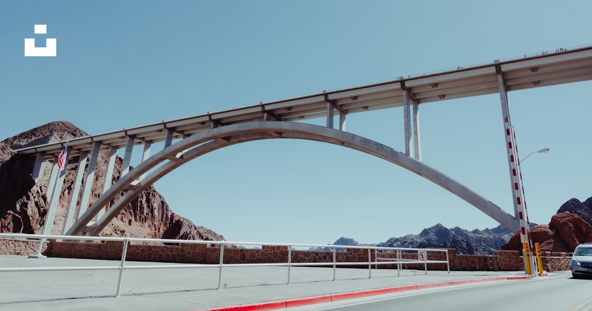Un coche que circula por una carretera bajo un puente foto – Imagen de ... Un coche que circula por una carretera bajo un puente foto – Imagen de ...