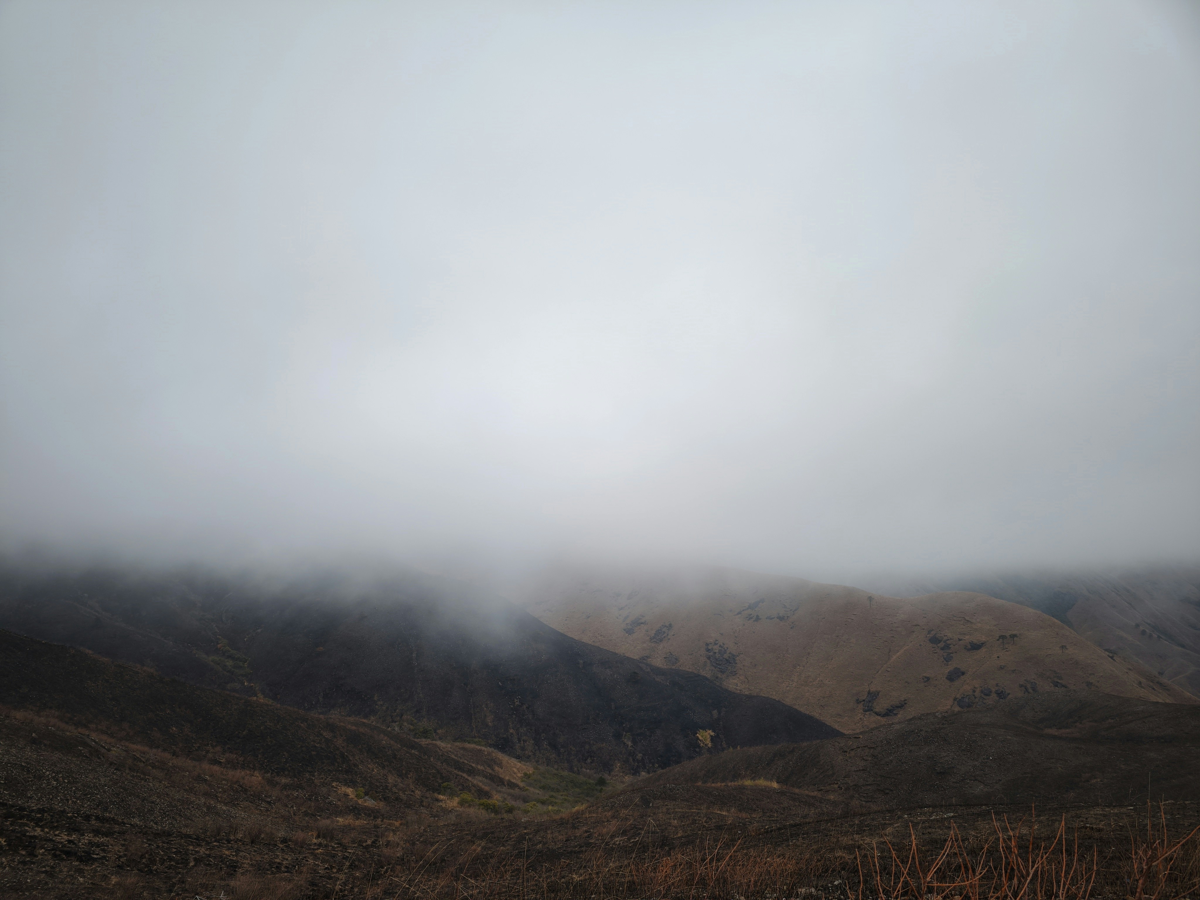 A foggy landscape with mountains in the distance photo – Free Anfu ...