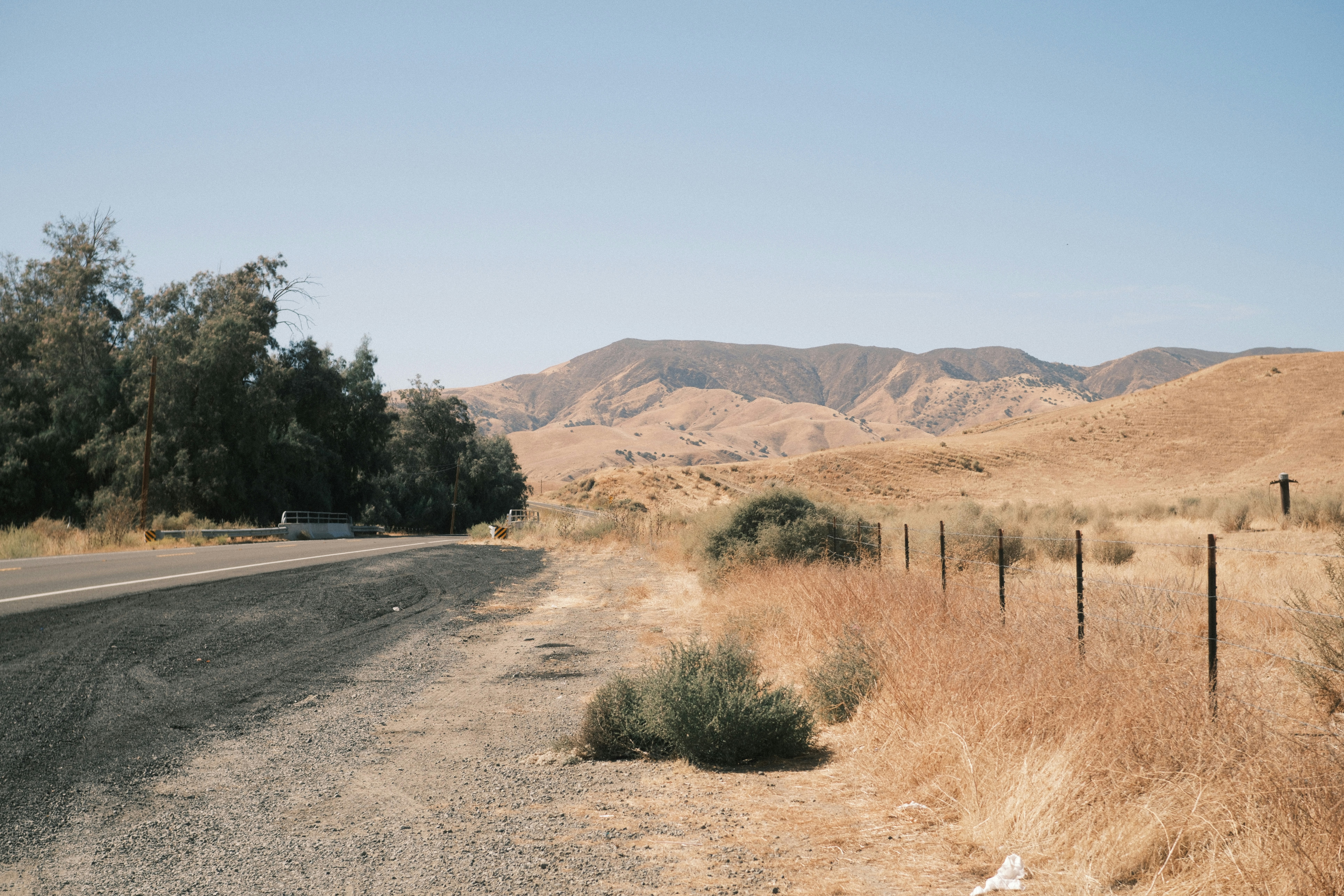 Un chemin de terre au milieu d’un désert photo – Photo Route Gratuite ...