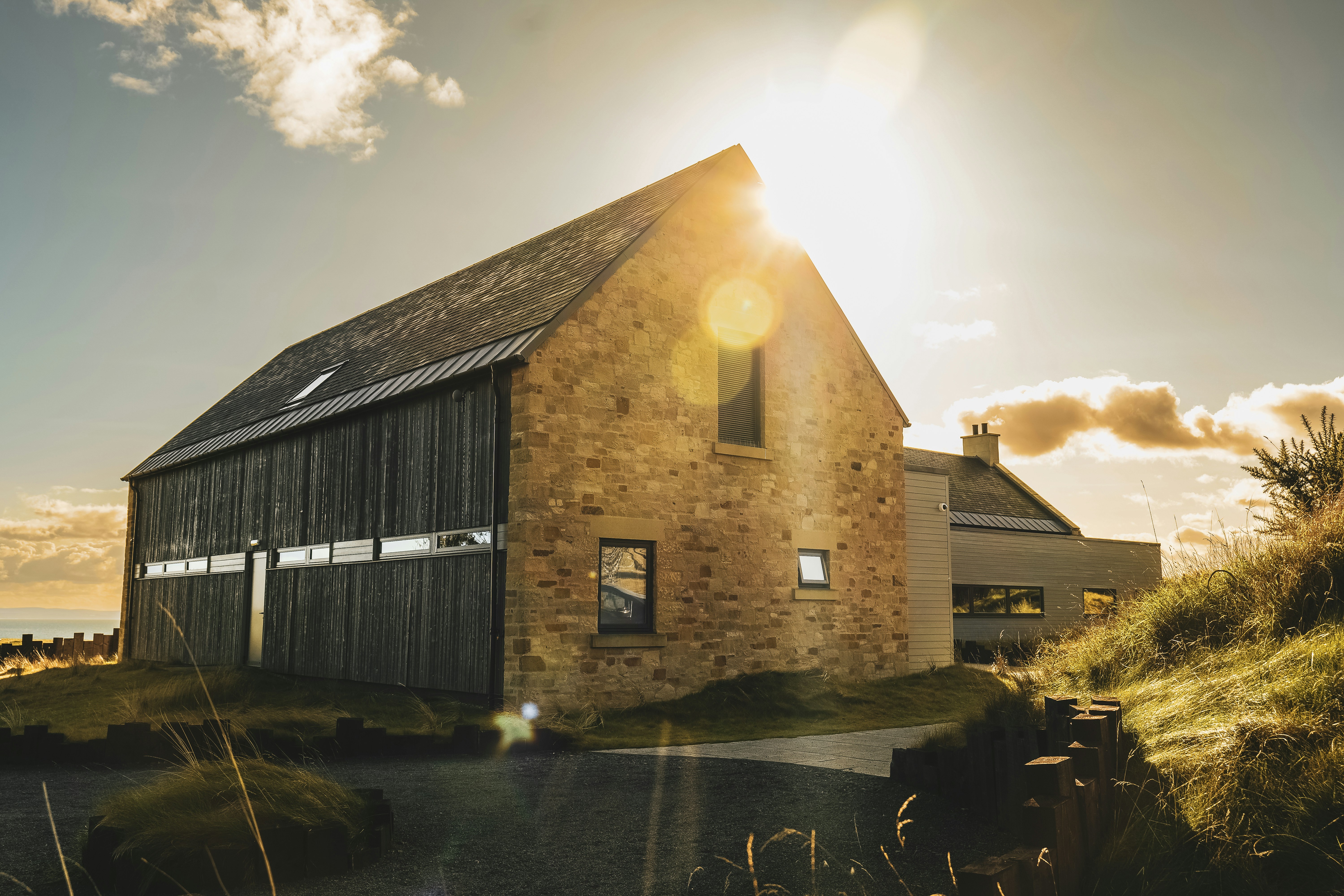 The sun shines brightly on a brick building photo – Free Leven Image on Unsplash
