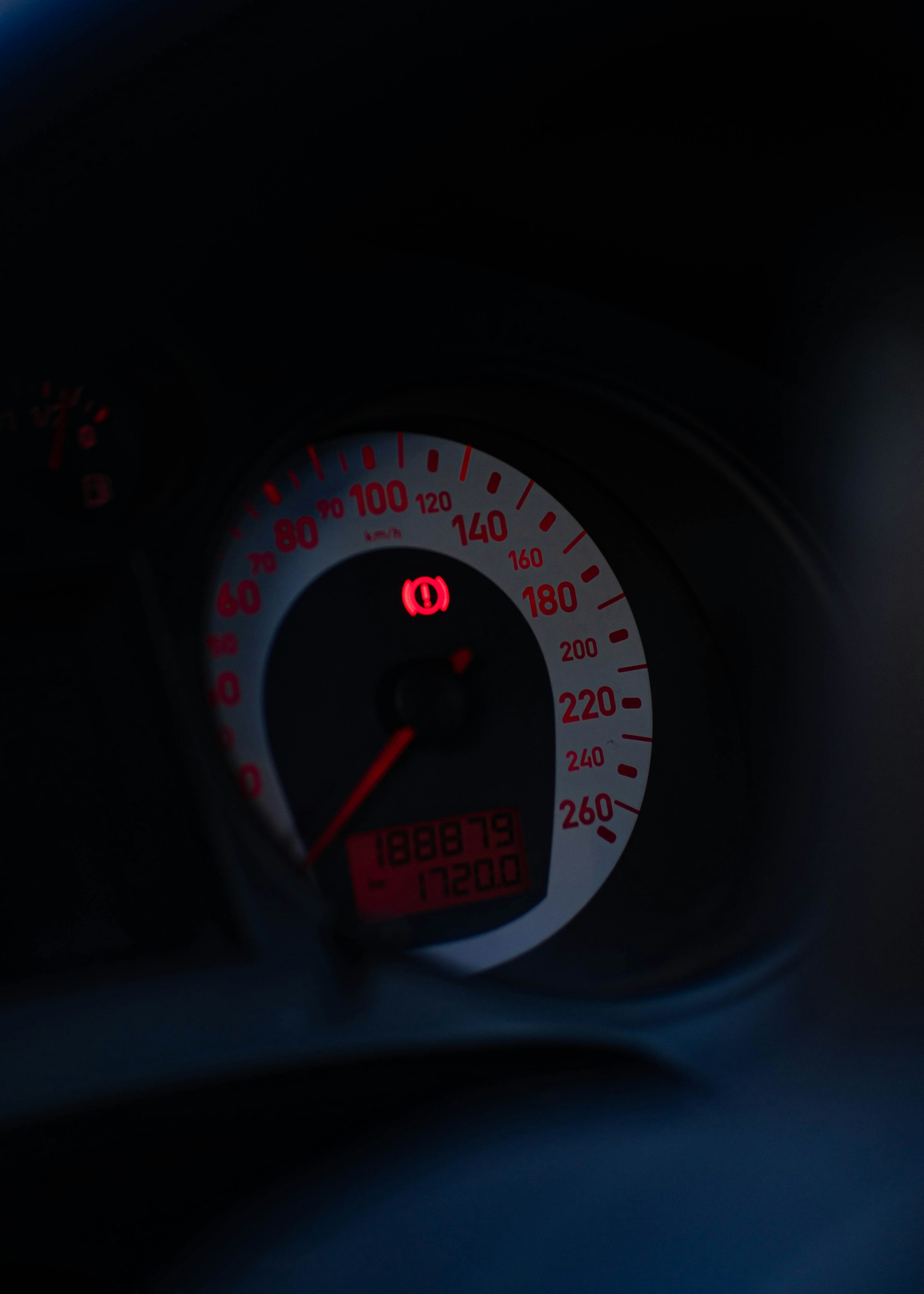 A close up of a speedometer in a vehicle photo – Free Car Image on Unsplash