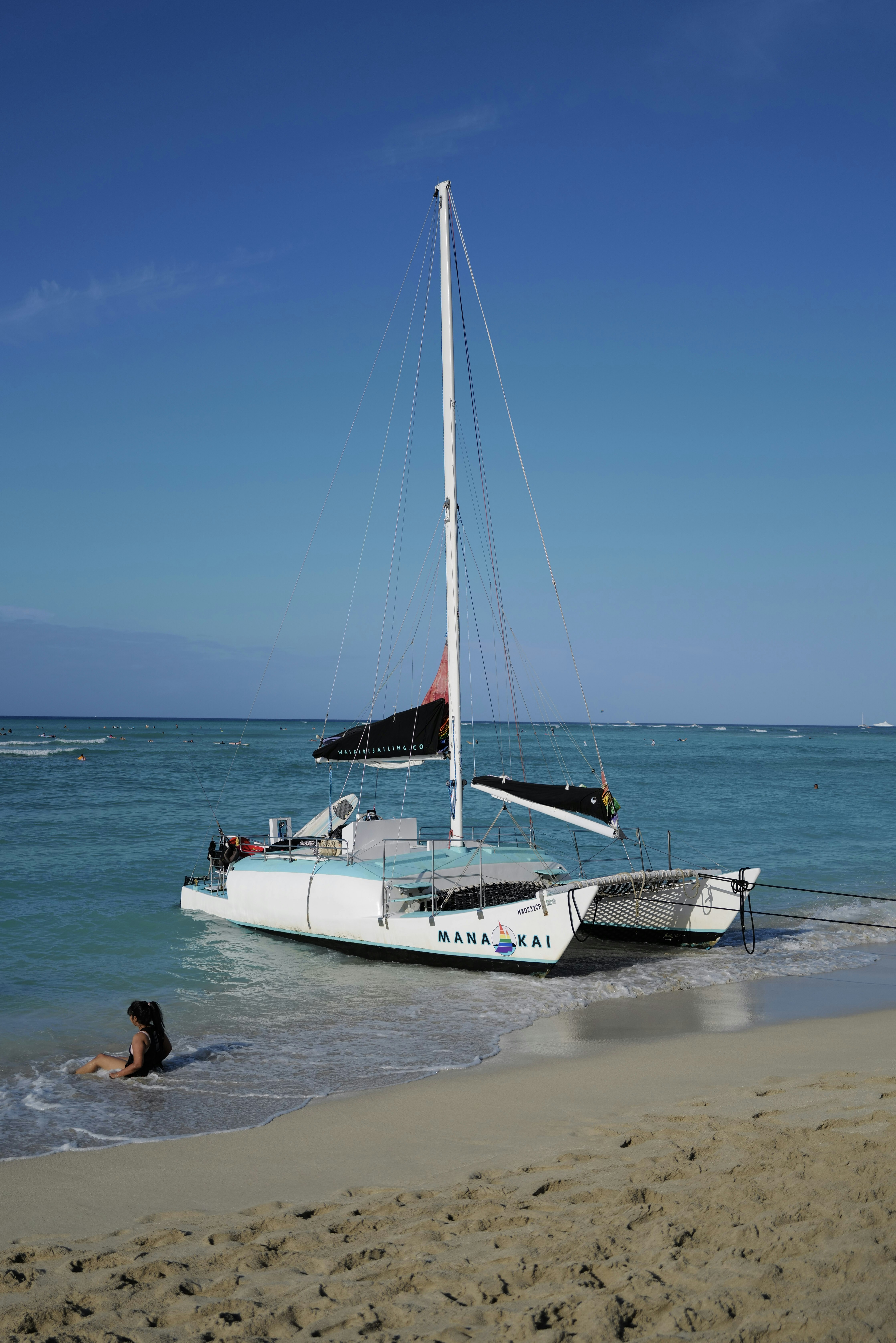 A white sailboat sitting on top of a sandy beach photo – Free Blue ...