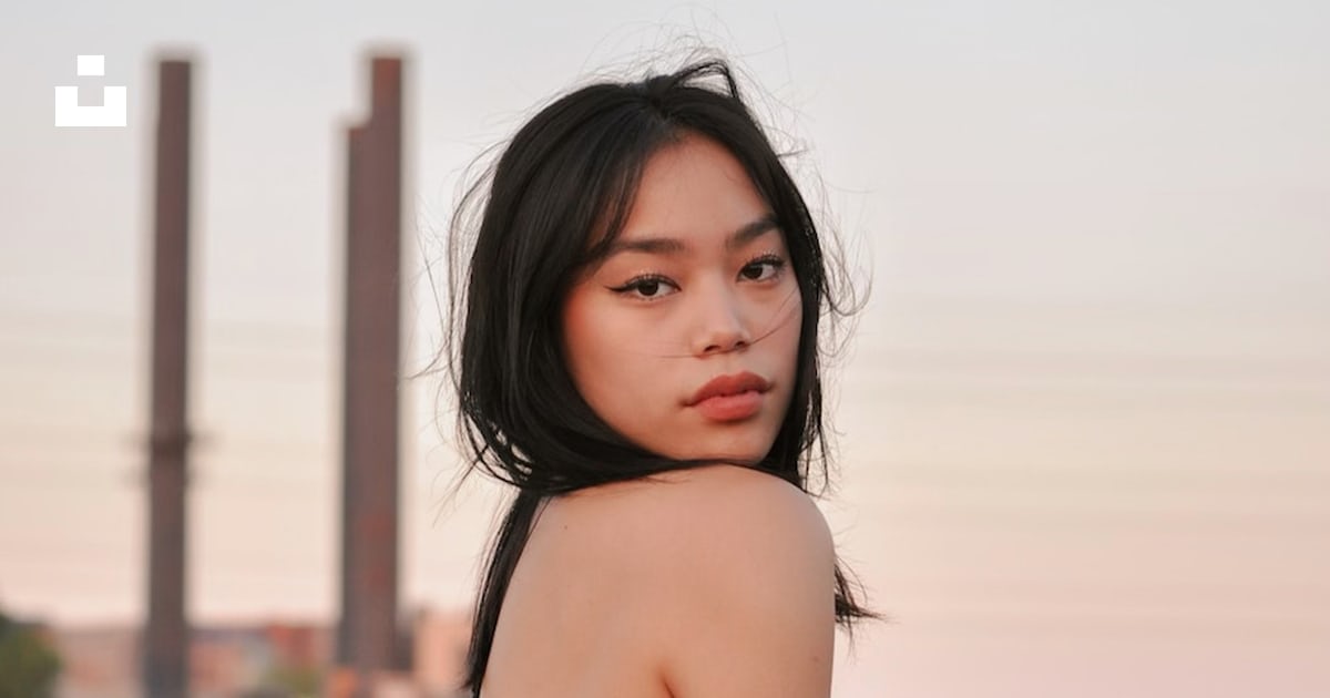 다리 위에 서 있는 검은 드레스를 입은 여자 사진 Unsplash의 무료 미니애폴리스 이미지
