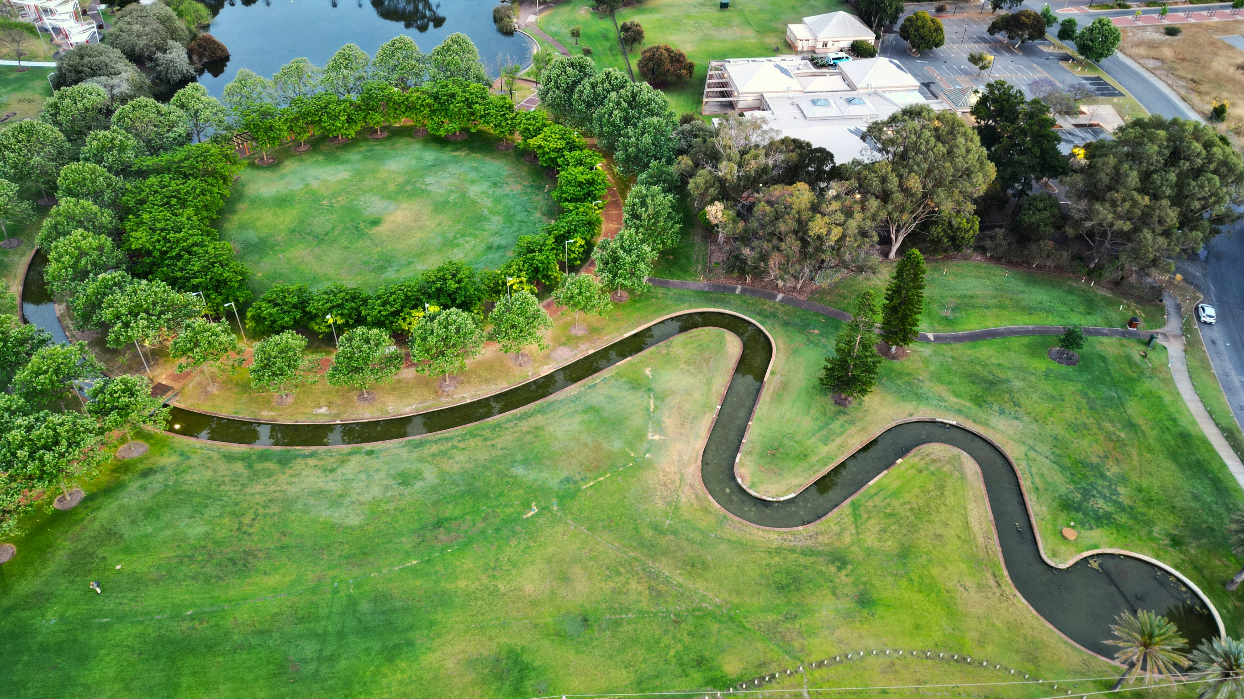 Foto Una vista aérea de un parque con un río que lo atraviesa – Imagen ...