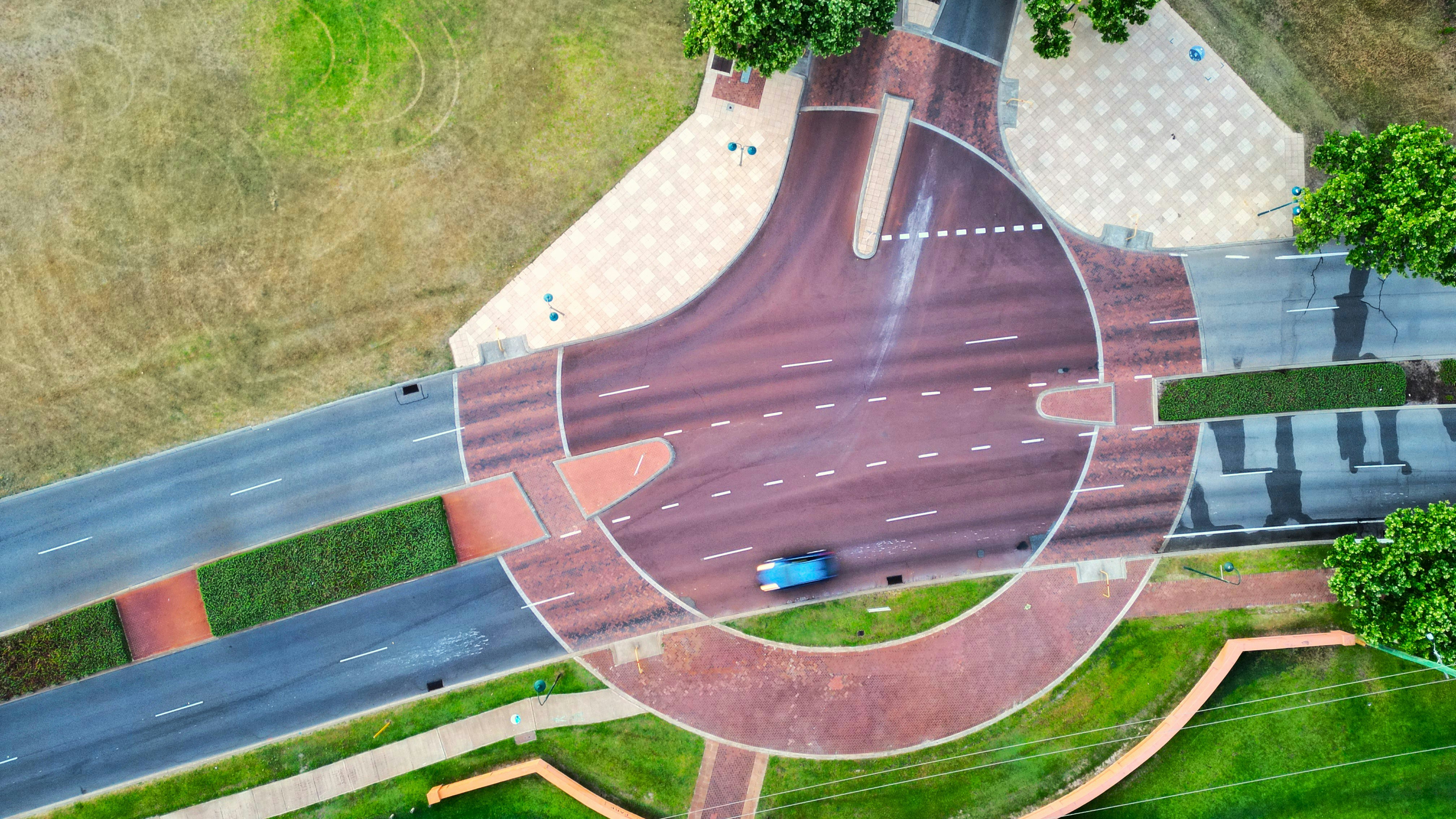 Foto Una vista aérea de una intersección de calles con un coche azul ...