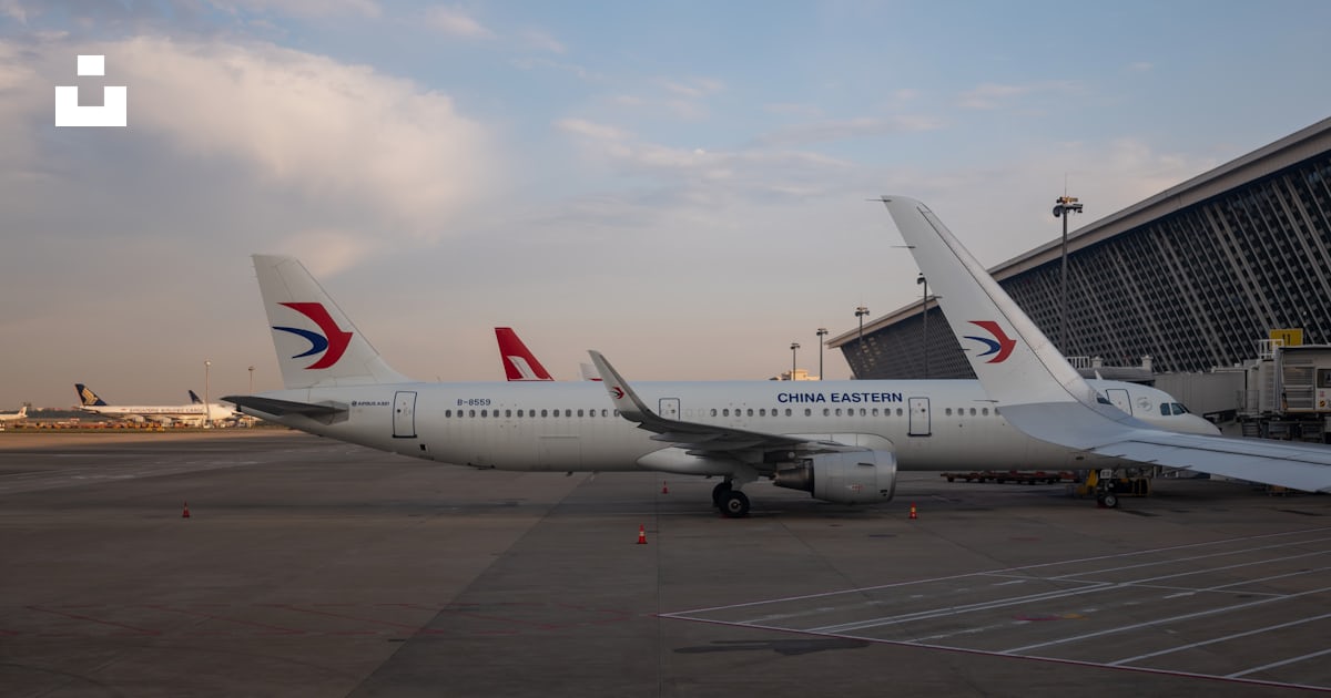 공항 활주로 위에 앉아 있는 대형 제트 여객기 사진 Unsplash의 무료 건물 이미지