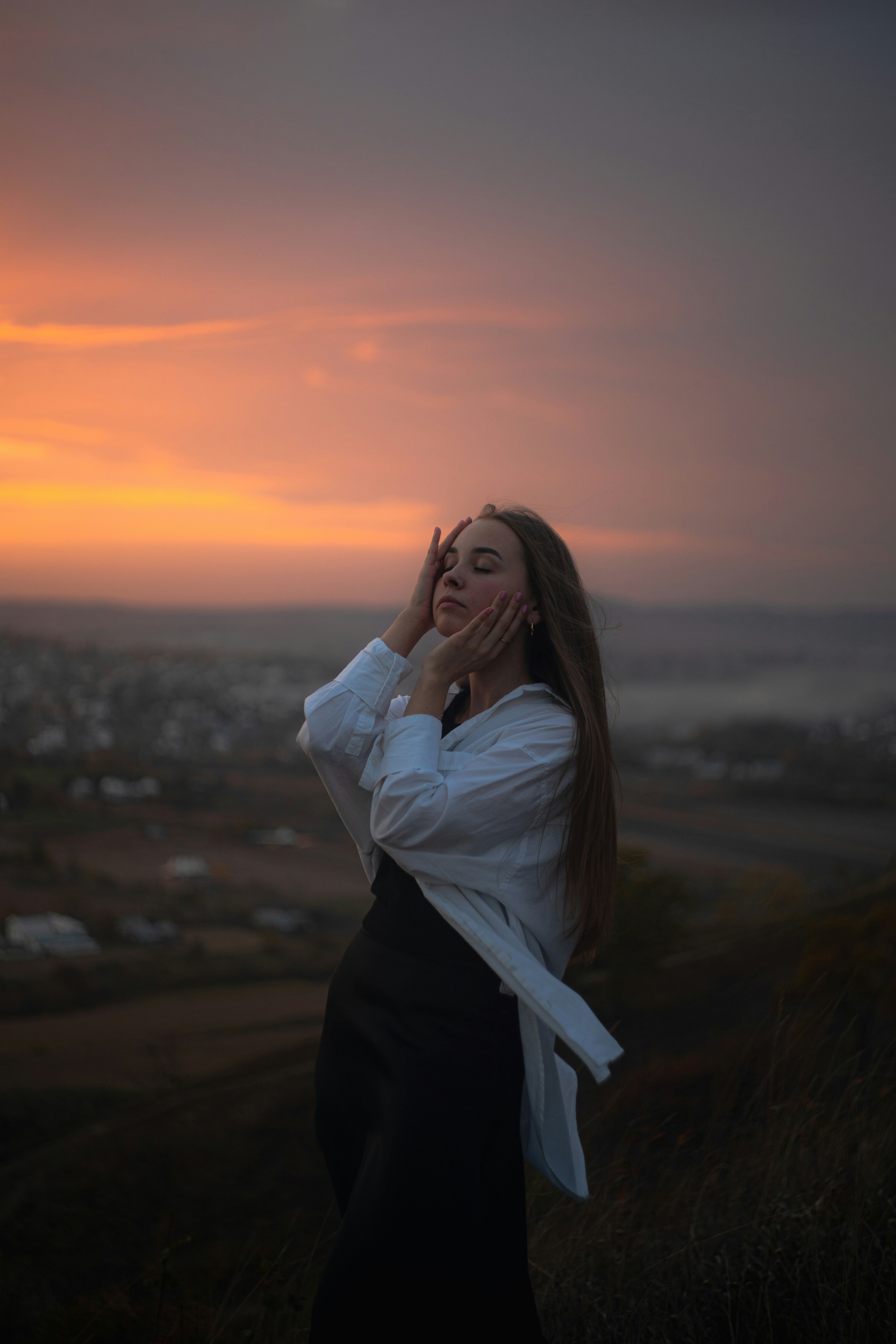 Sunset Portrait on the Hillside: Quiet Poise in Warm Light