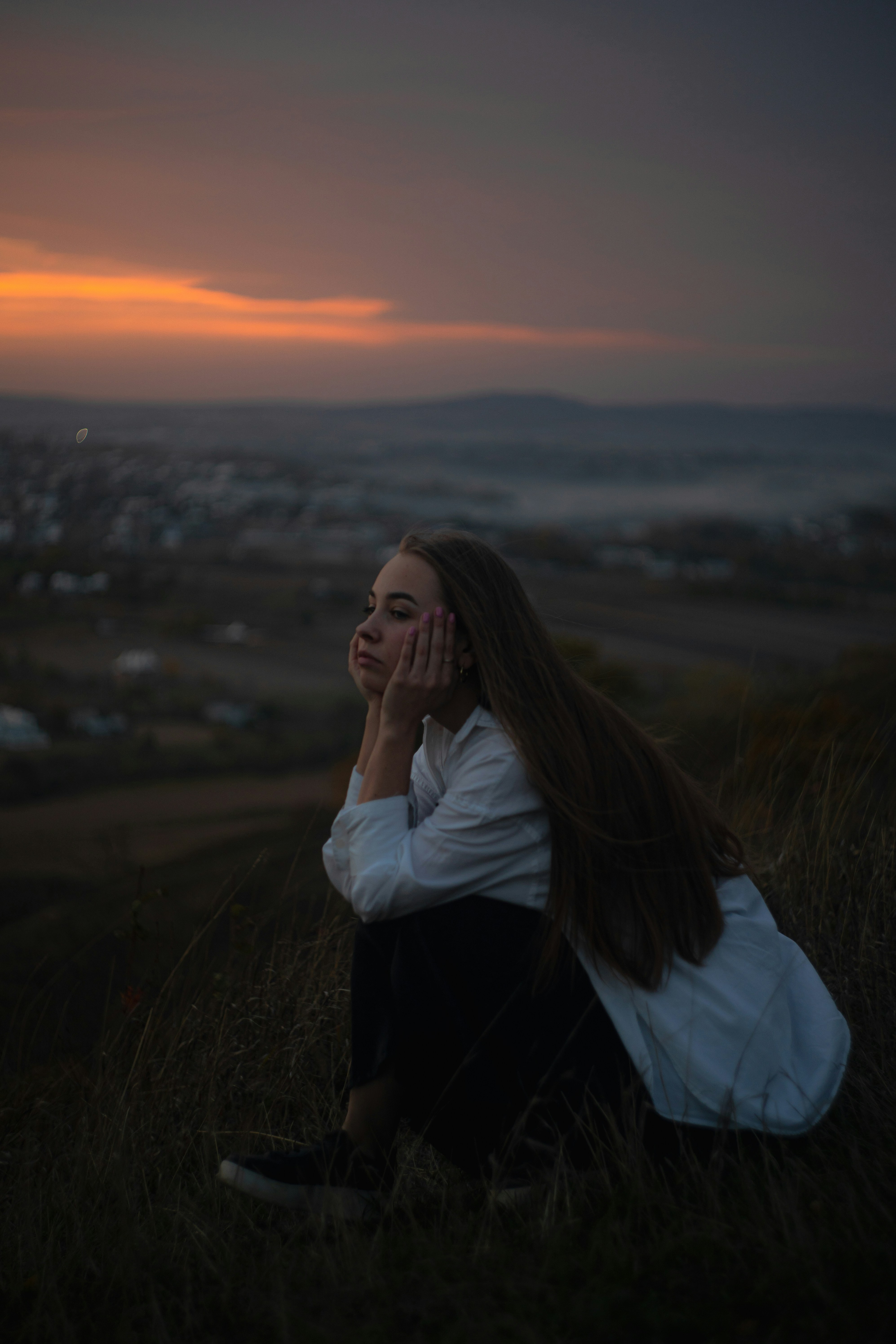 Dusk Quiet on the Slope: Contemplation Beneath a Fading Horizon