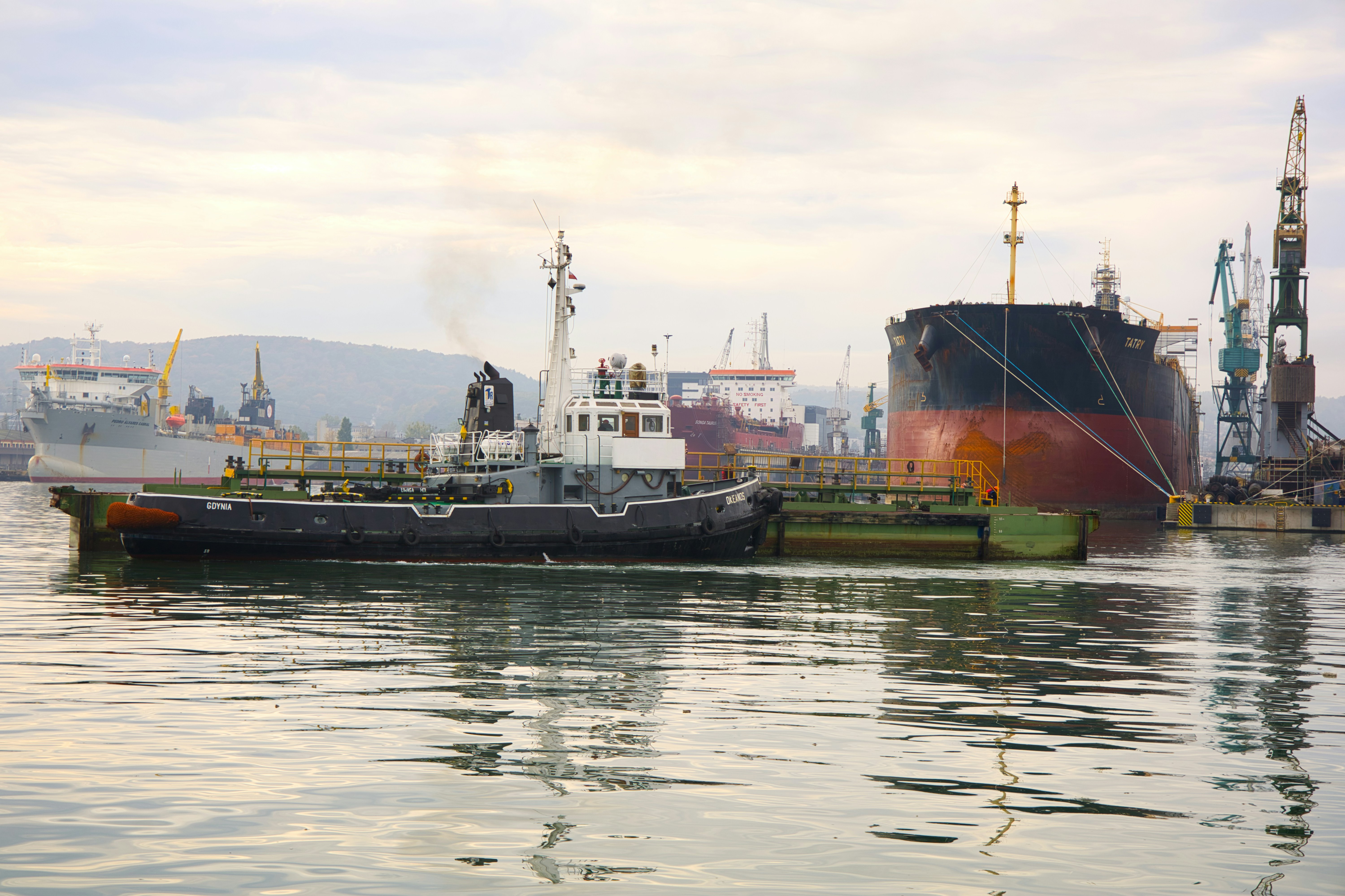 Un remorqueur dans l’eau avec deux navires en arrière-plan photo ...