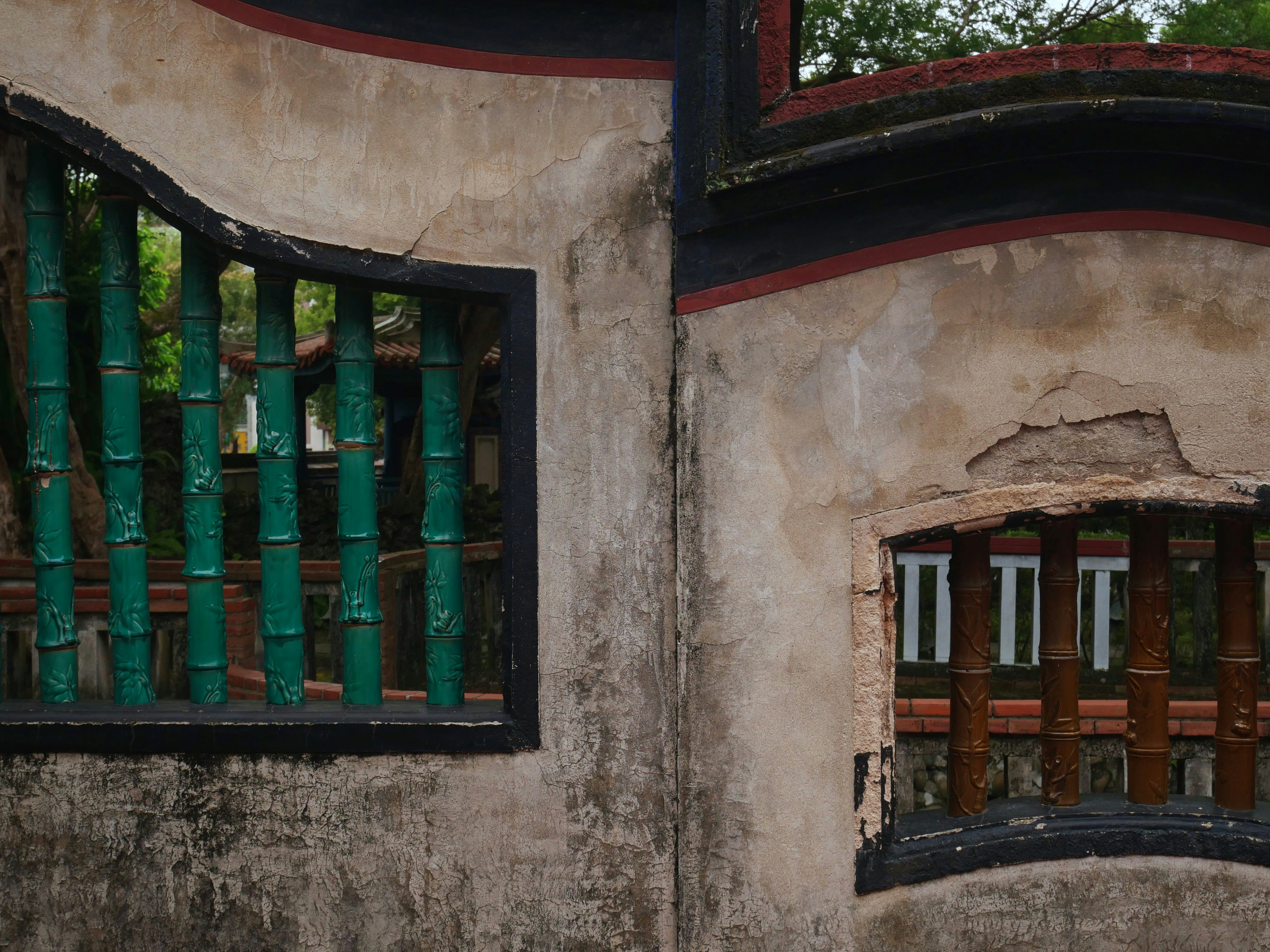 Curved Terrace of Weathered Concrete and Jade Railings