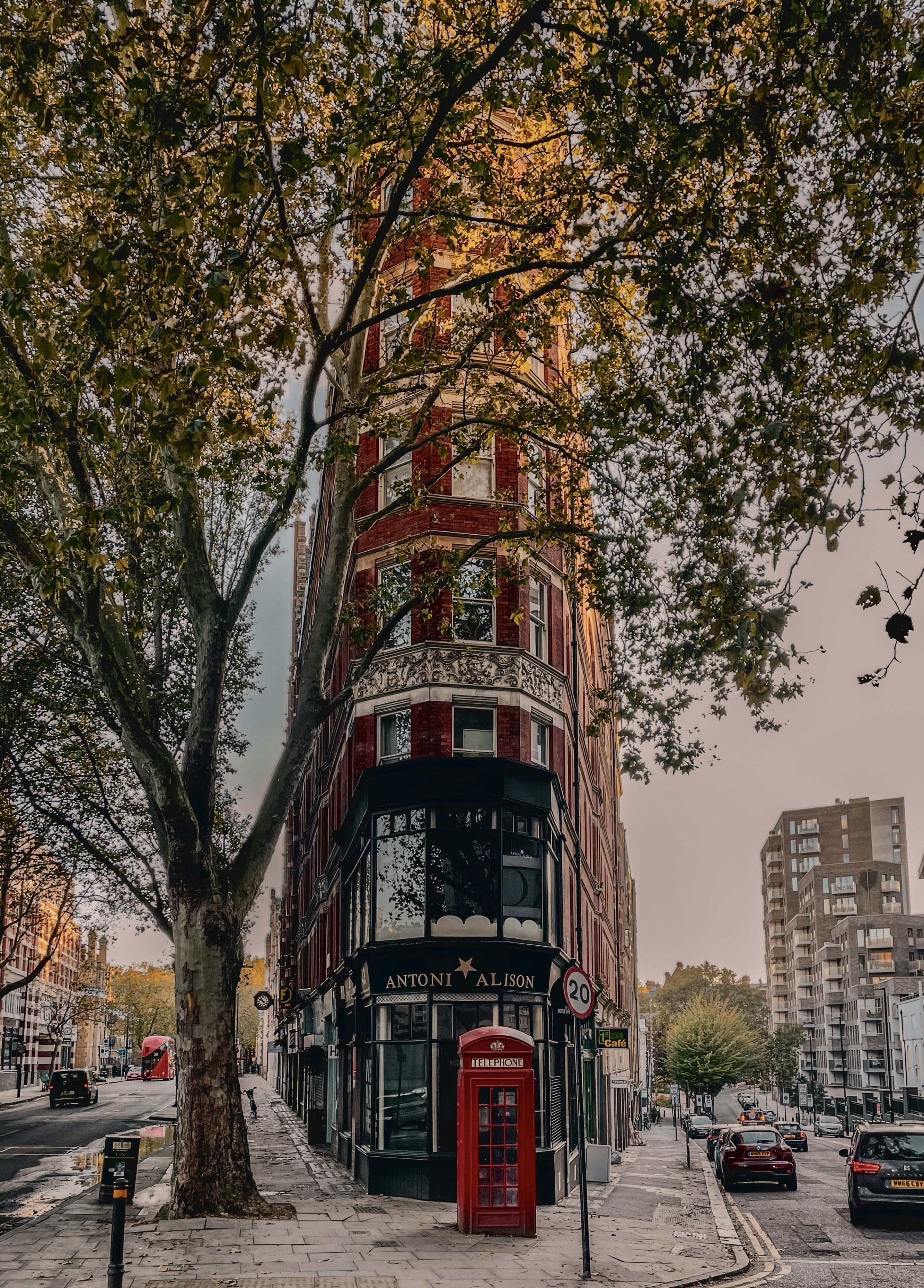 A red phone booth sitting on the side of a street photo – Free London Image on Unsplash