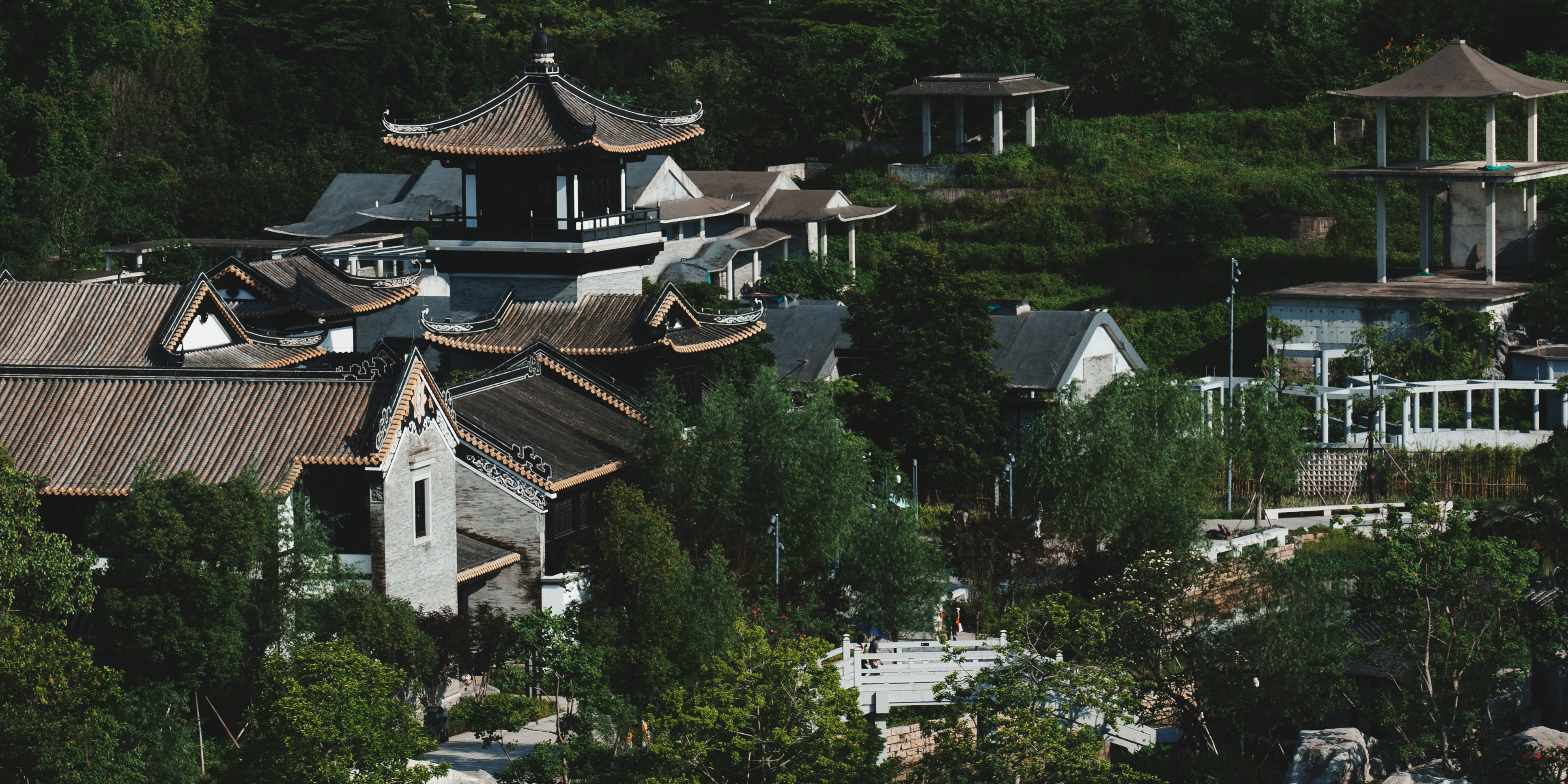 An aerial view of a building surrounded by trees photo – Free Grey ...