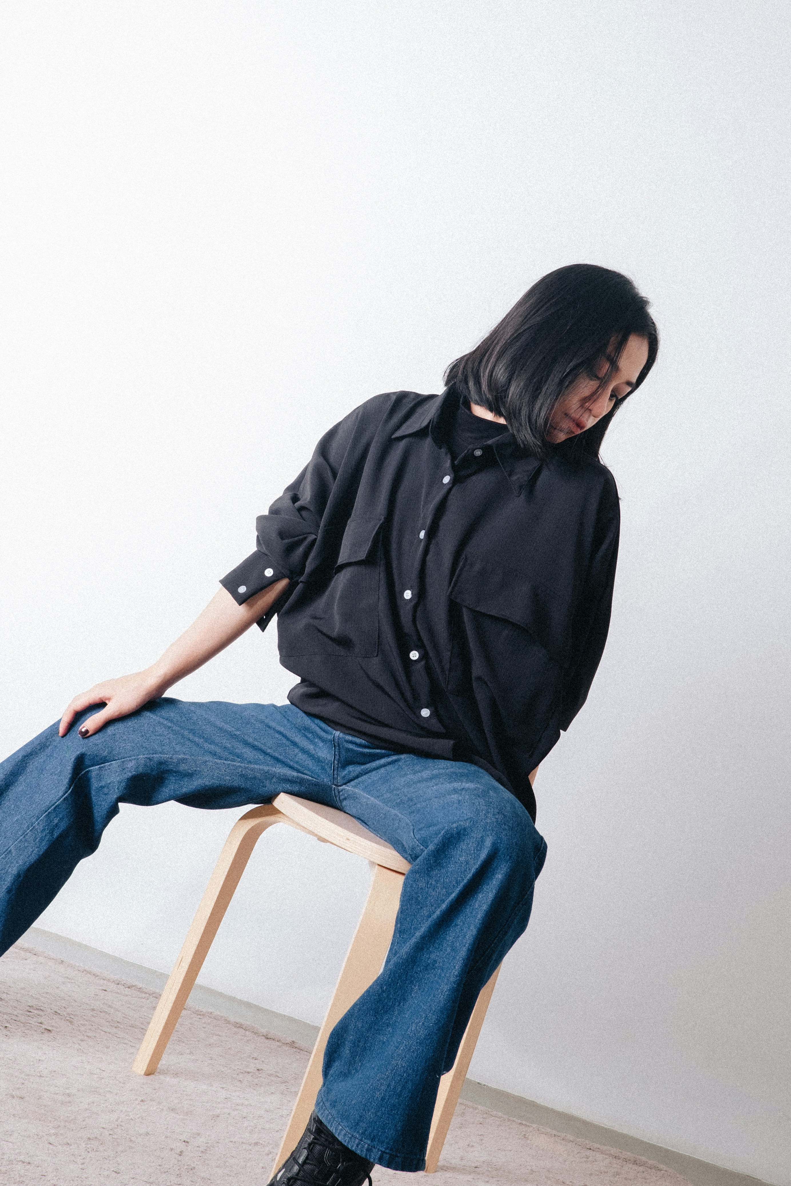 A man sitting on a stool with his legs crossed photo – Free Indonesia ...