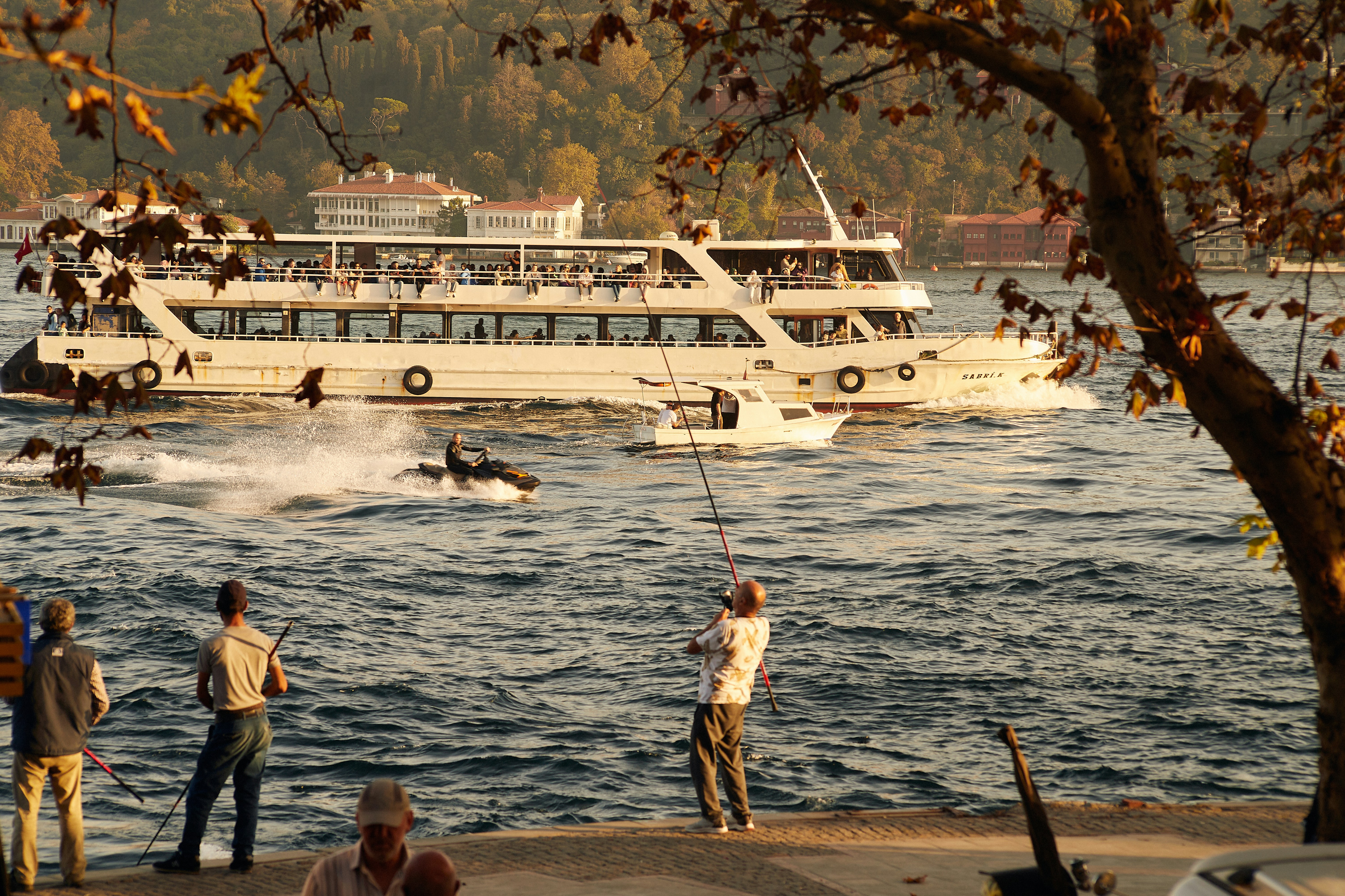 Foto Un grupo de personas viendo pasar un barco – Imagen Vehículo ...