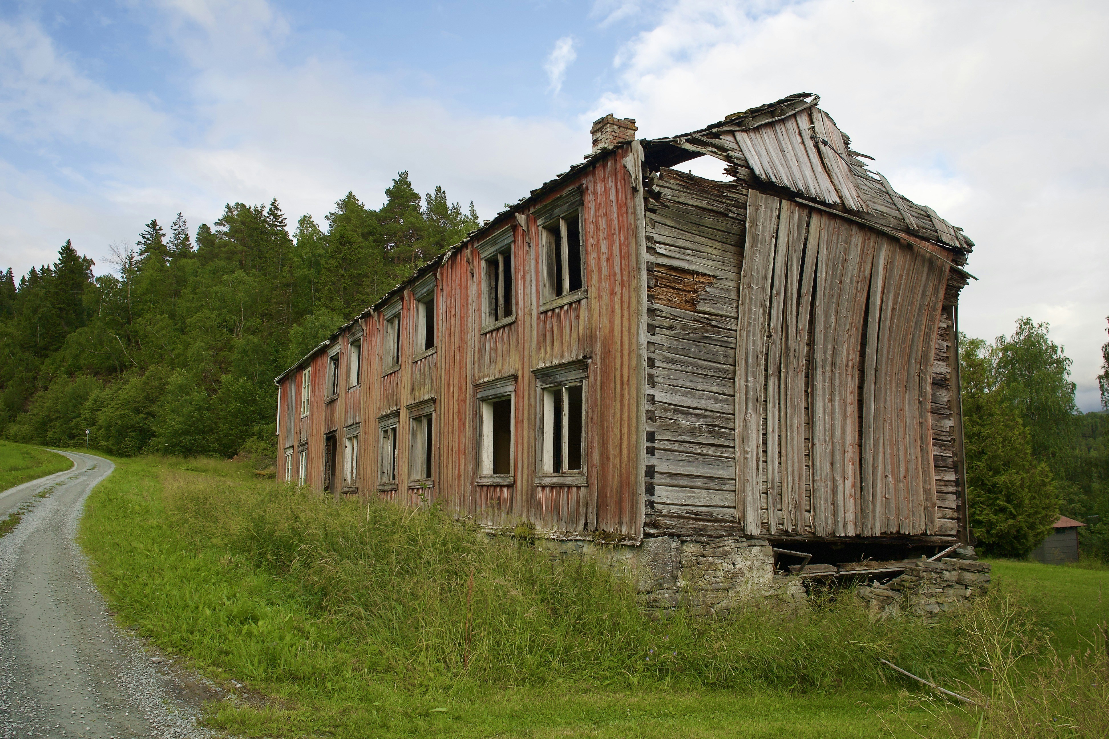 Un vieux bâtiment délabré assis sur le bord d’une route photo – Photo ...