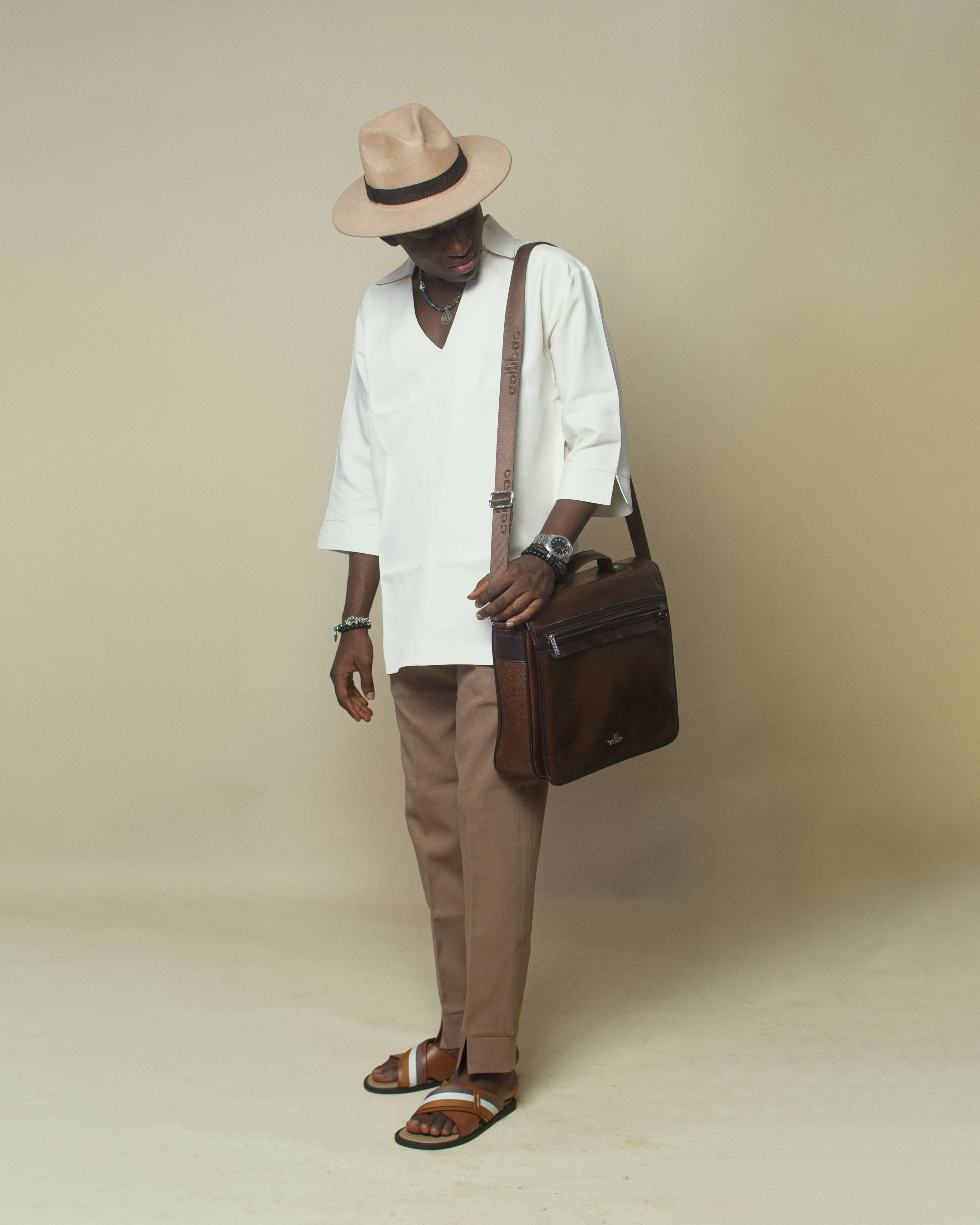 Foto zum Thema Ein Mann mit Hut und Aktentasche in der Hand ...