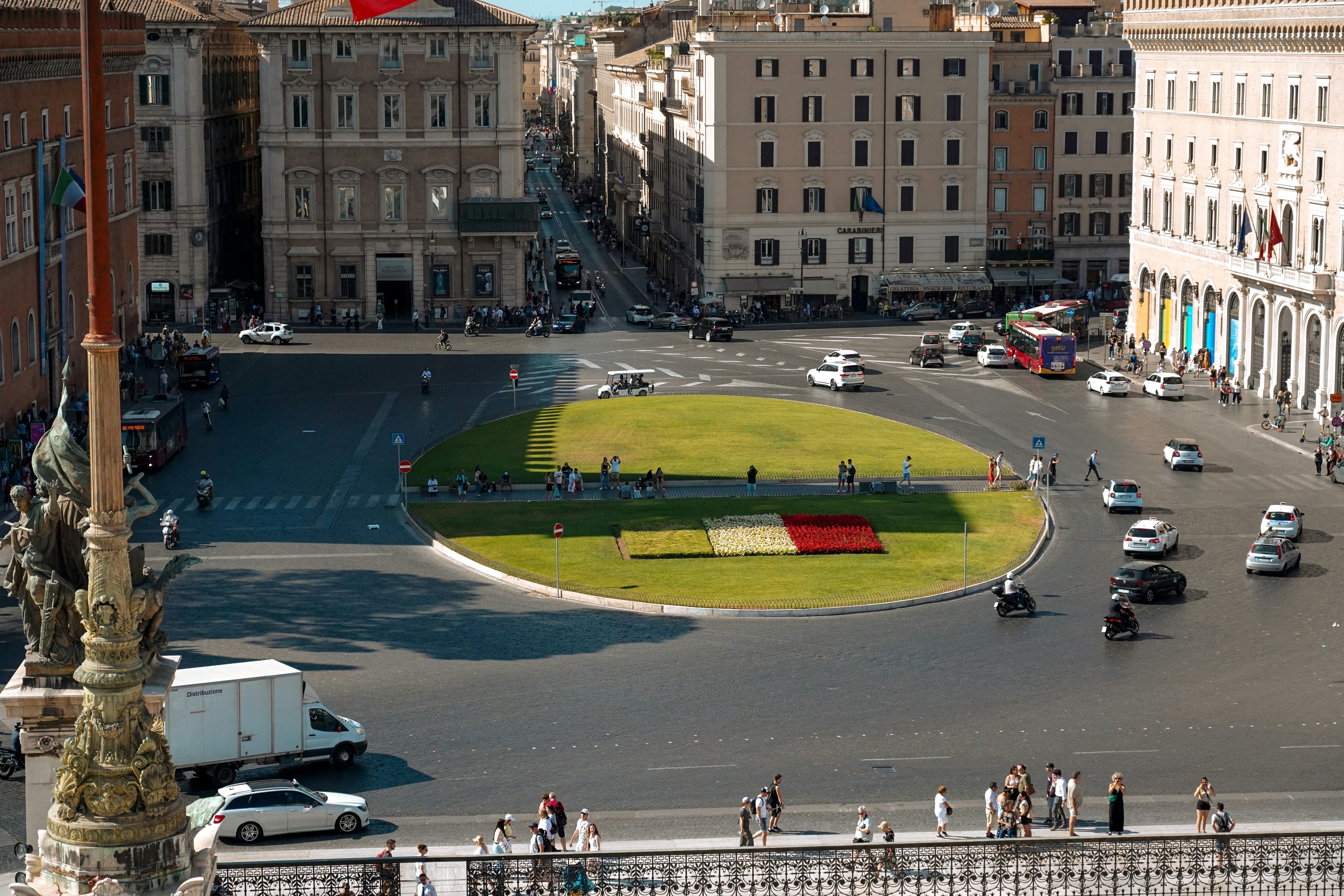 A view of a city square from above photo – Free Rome Image on Unsplash