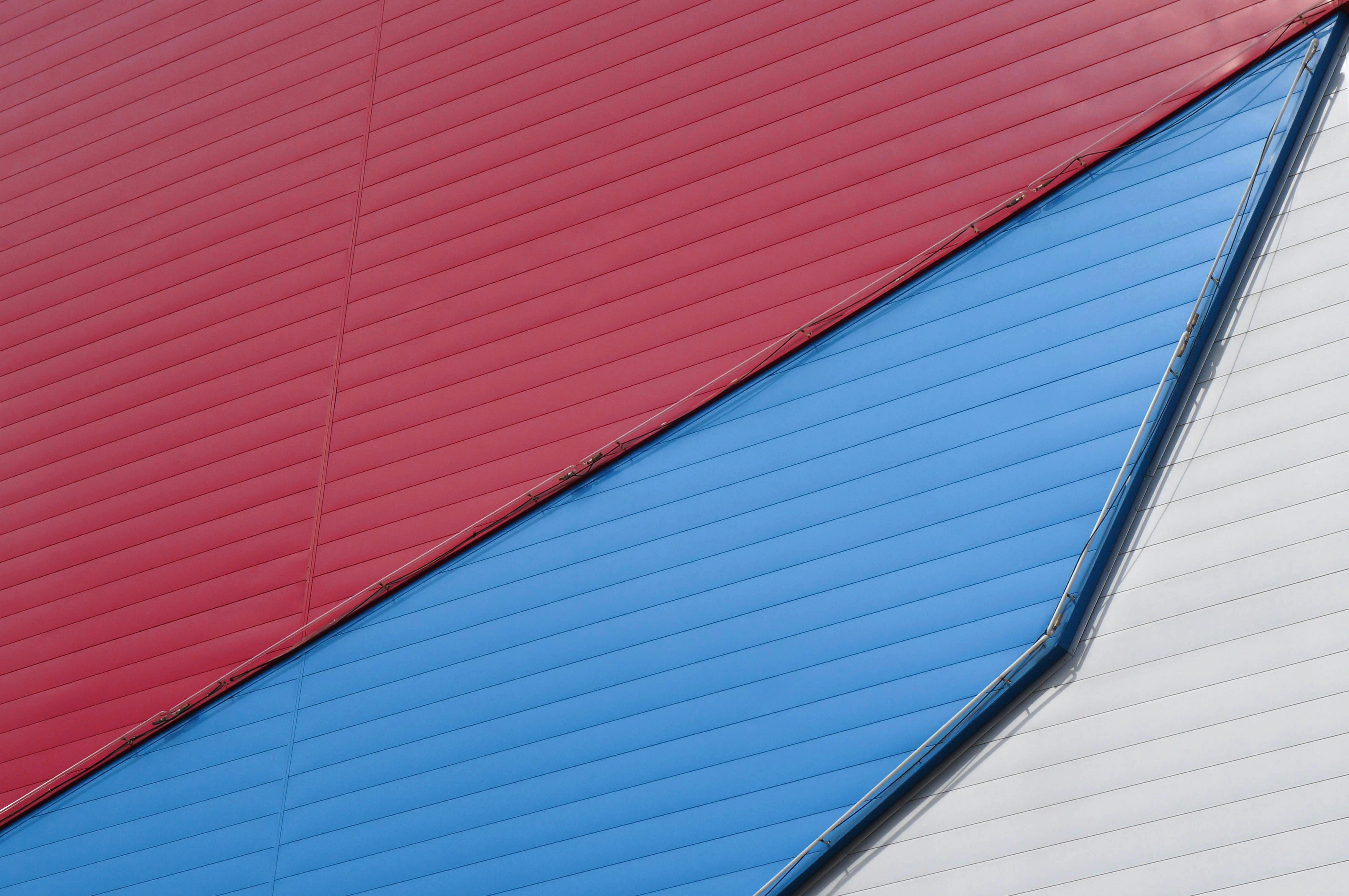 Diagonal Strata: Red, Blue, and White Triad in Structural Light