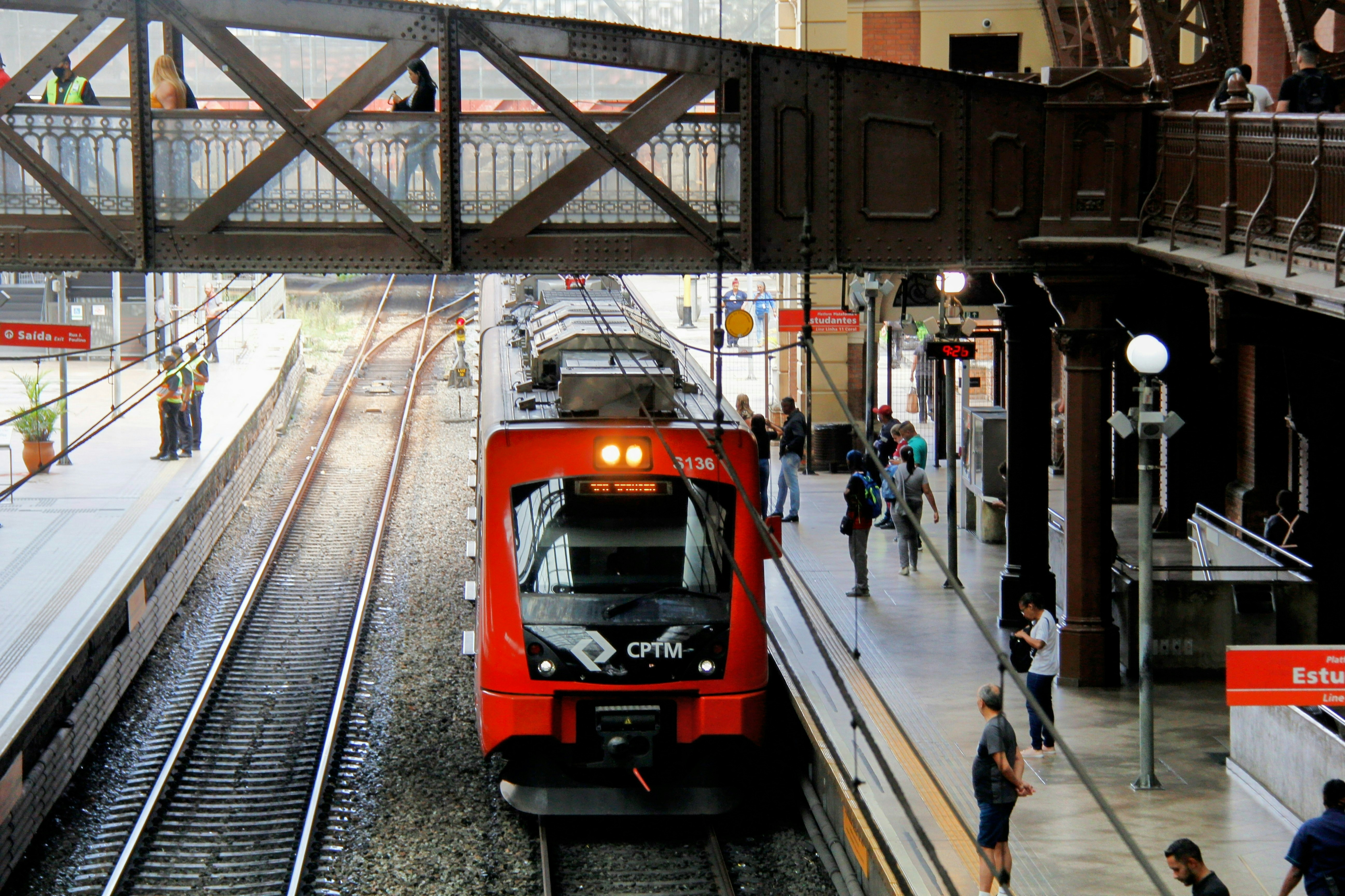 Un train rouge qui entre dans une gare photo – Image gratuite de ...