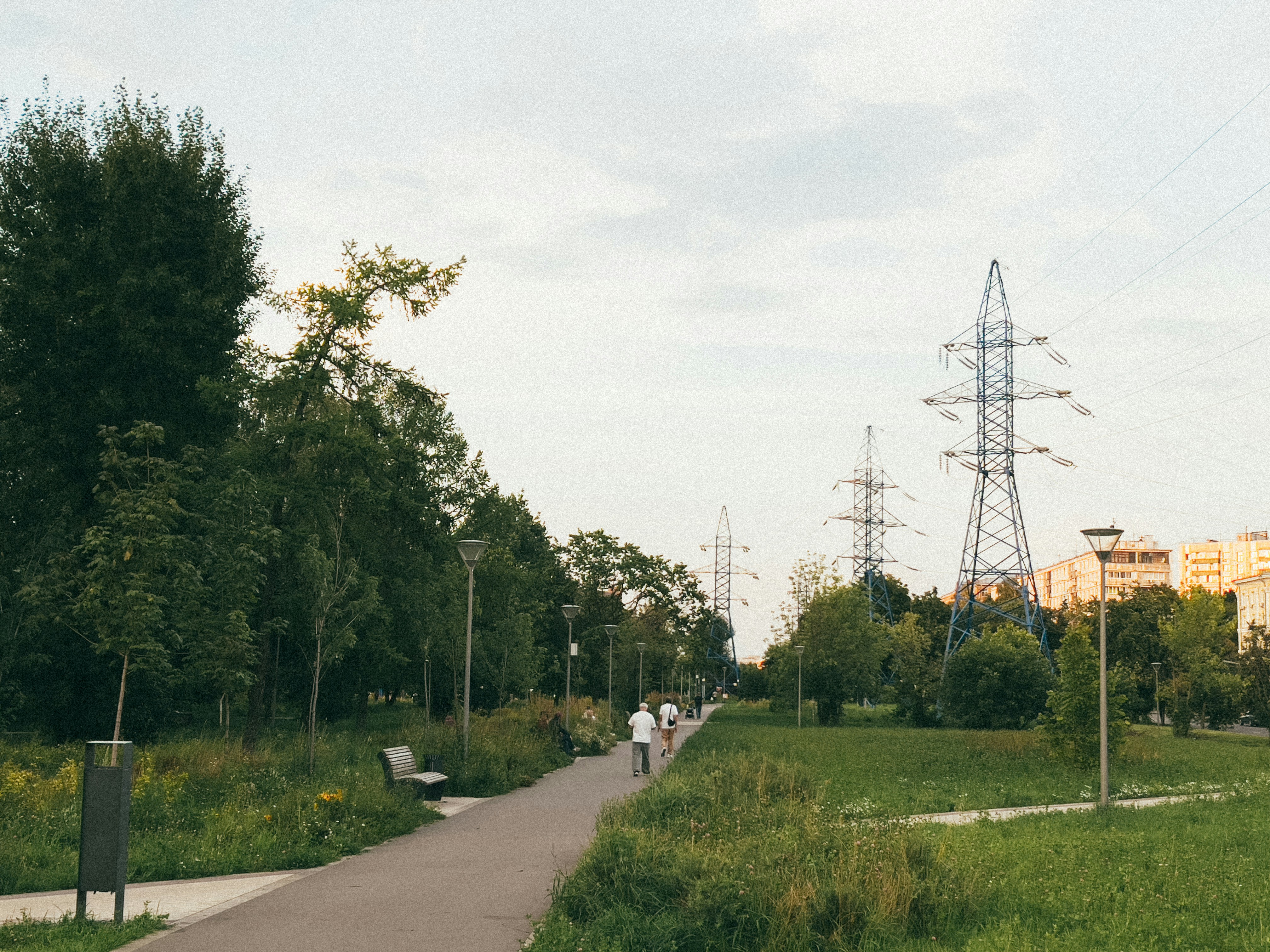 A couple of people walking down a path in a park photo – Free Iphoneography Image on Unsplash