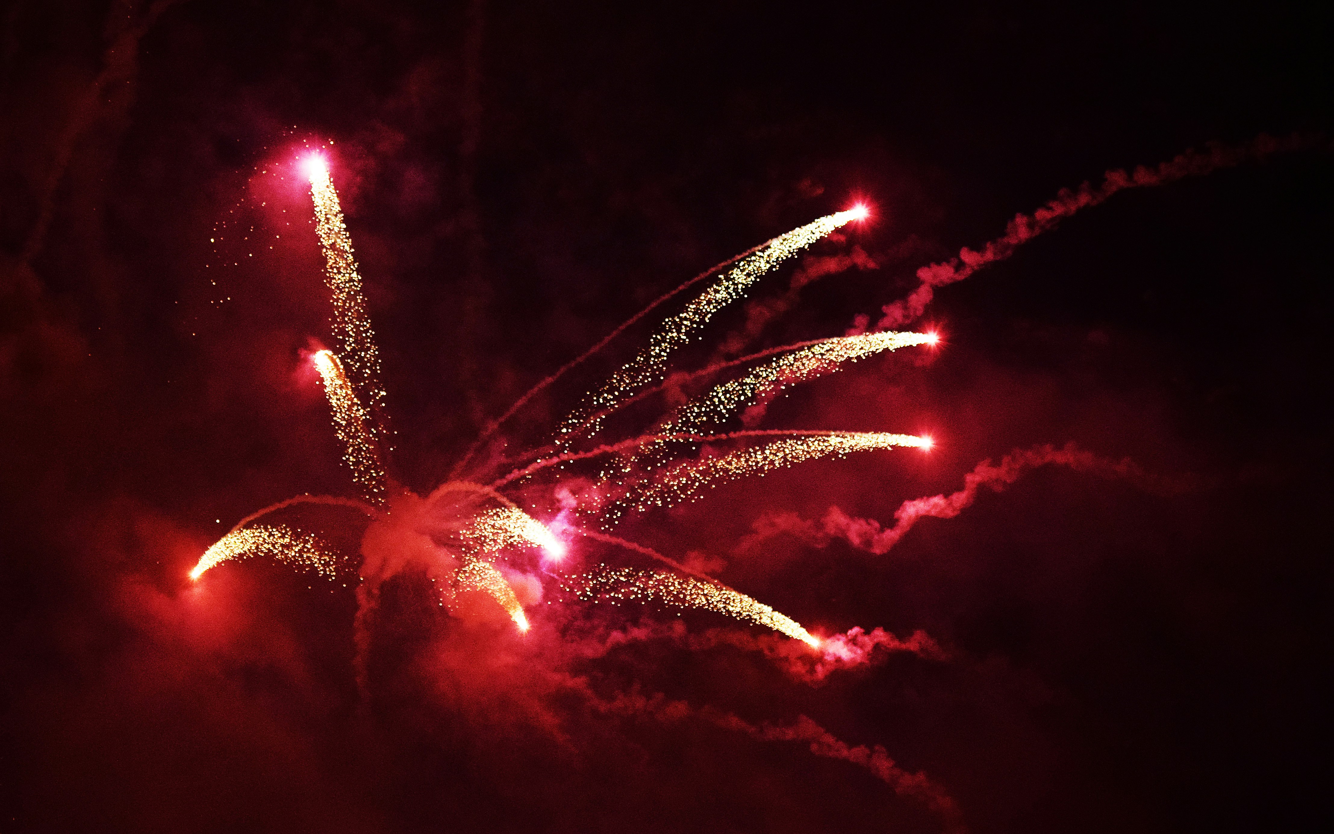Un feu d’artifice rouge est allumé dans le ciel nocturne photo – Photo ...