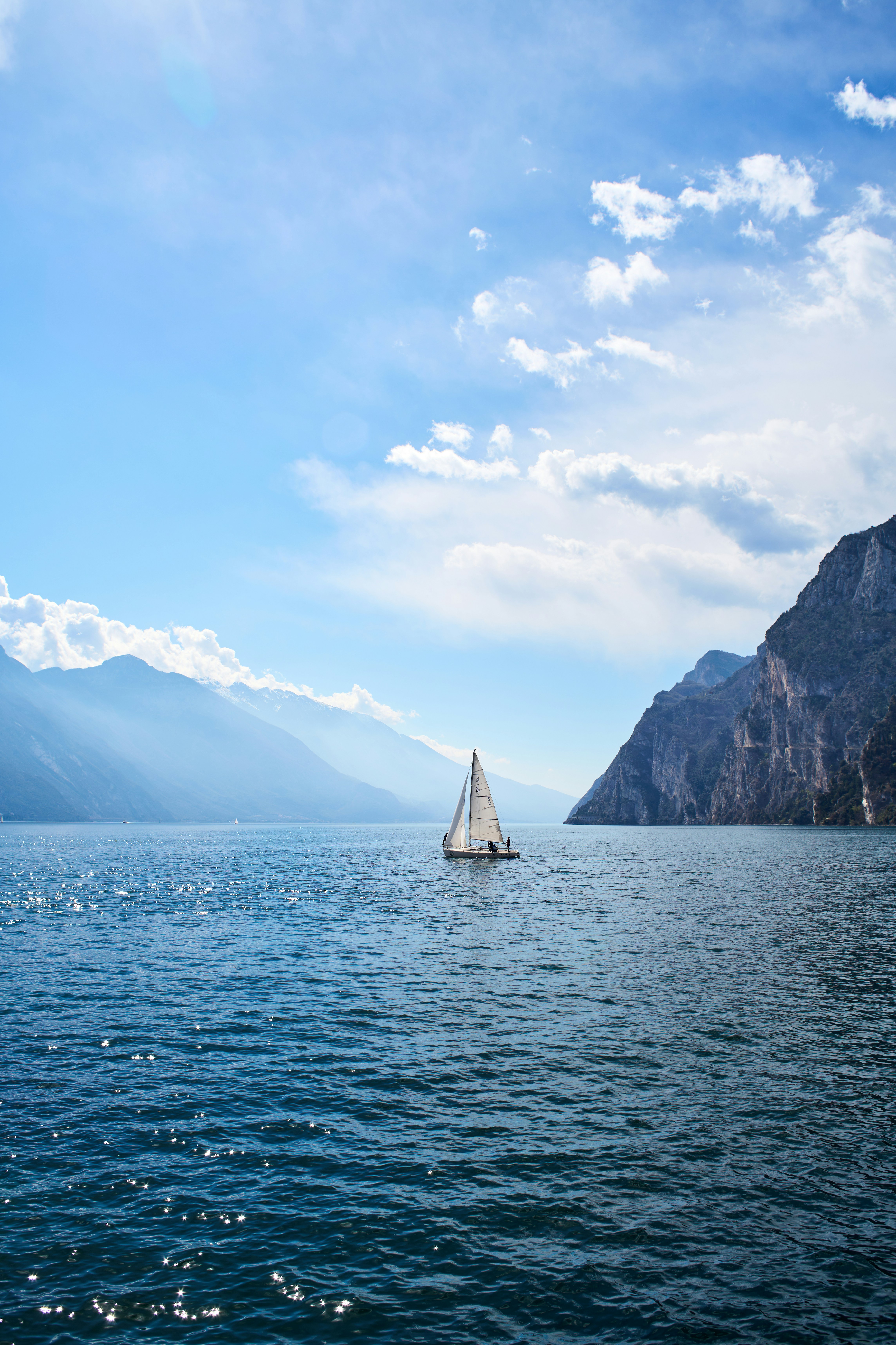 A sailboat in the middle of a large body of water photo – Free Blue ...