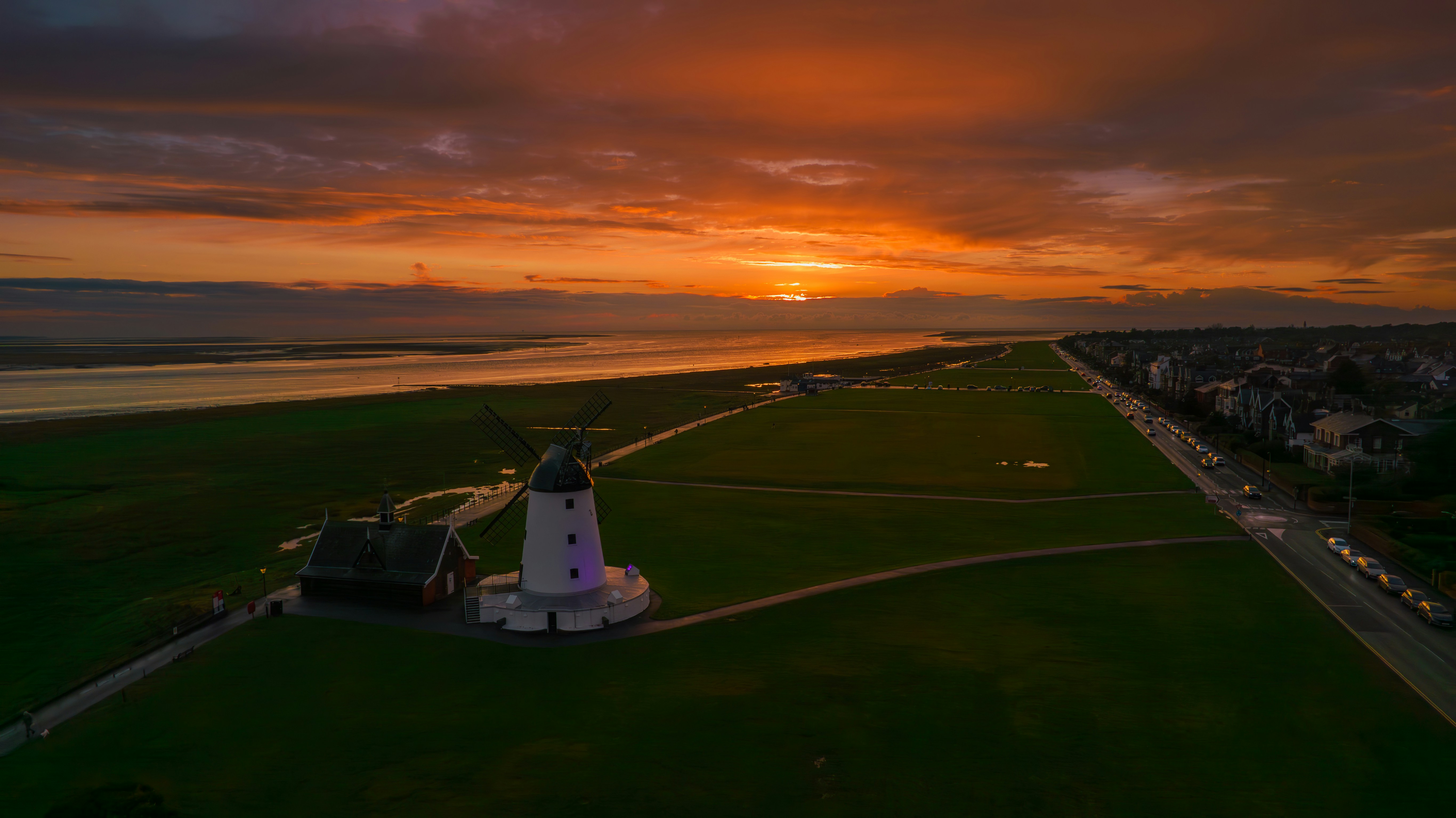 Uma vista aérea de um farol ao pôr do sol foto – Imagem grátis sobre ...