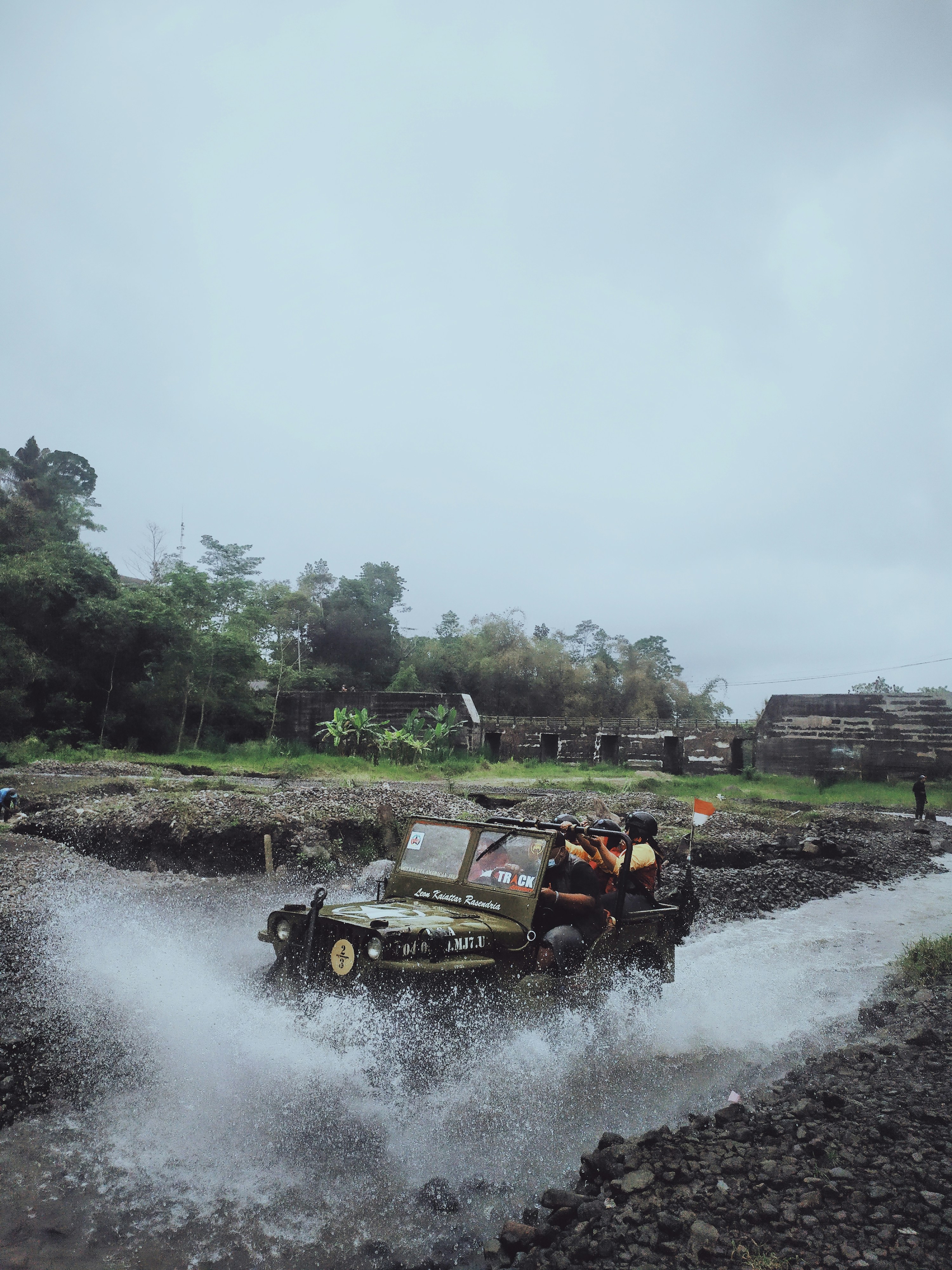 A jeep driving through a river filled with water photo – Free Jeep ...