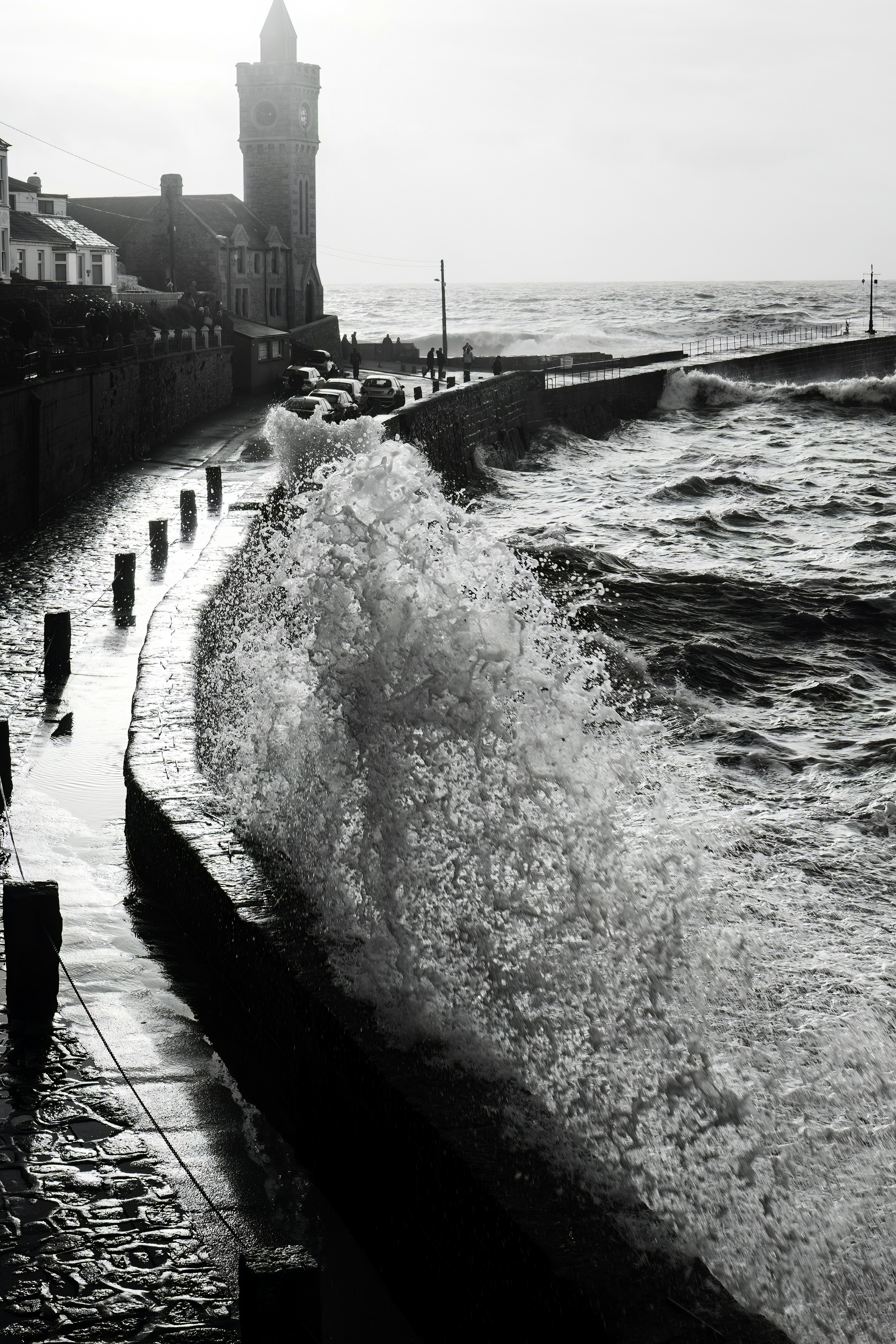 Foto Una foto en blanco y negro de las olas rompiendo en la orilla ...