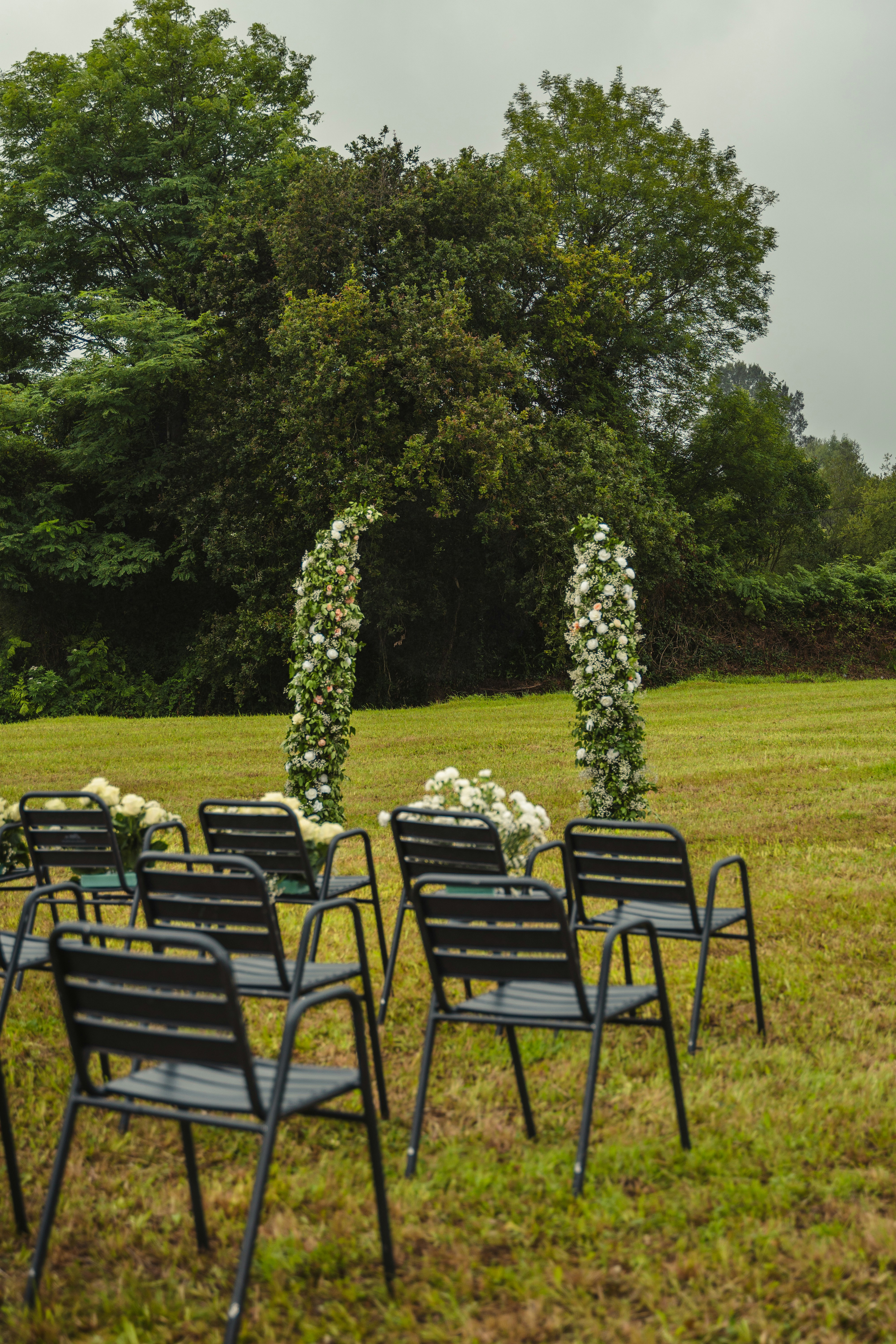 A bunch of chairs that are sitting in the grass photo – Free Matrimonio ...