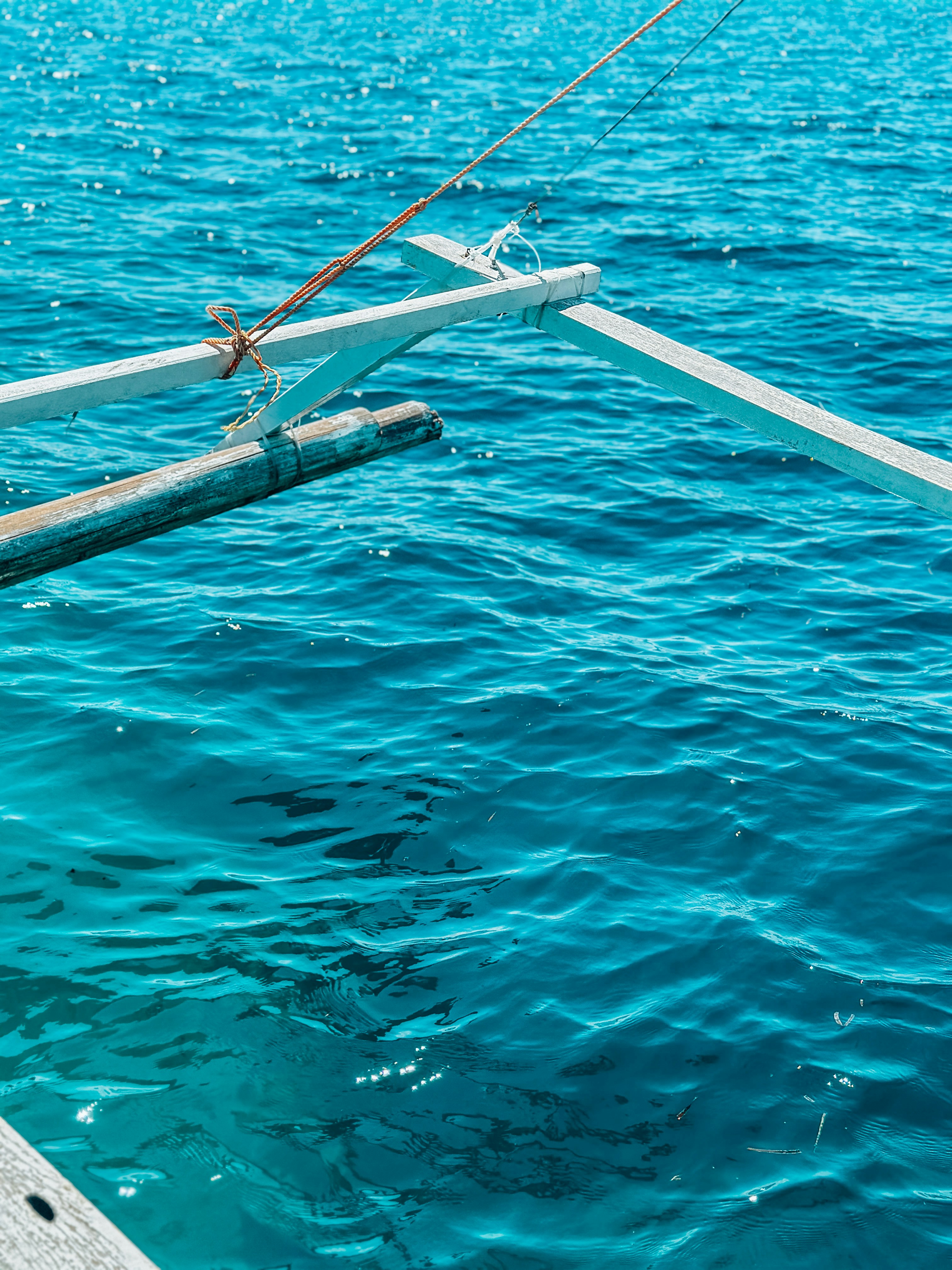 Crossed Beams over a Caribbean Cyan Wake