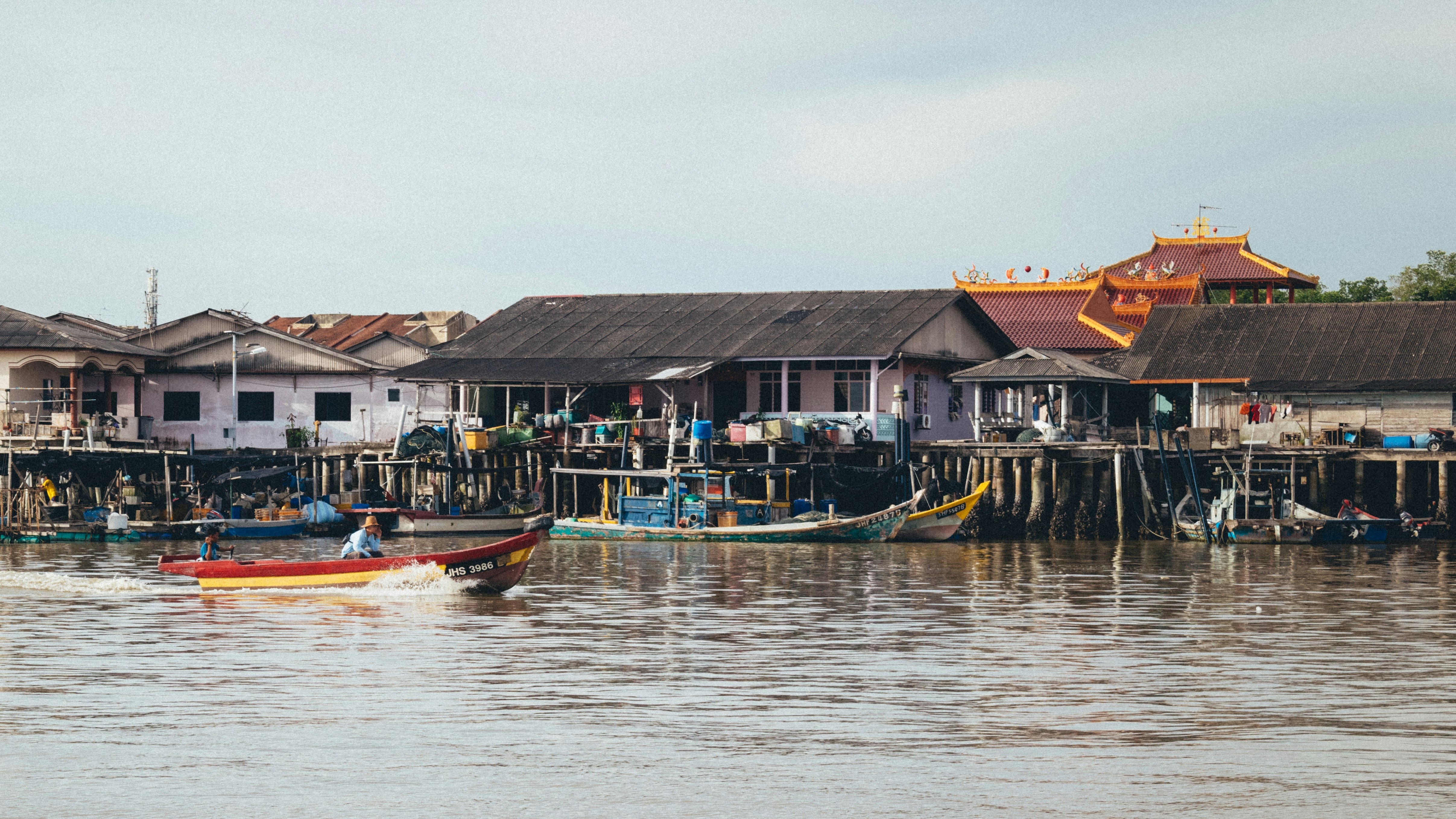 Foto Un grupo de botes flotando en la parte superior de un río – Imagen ...