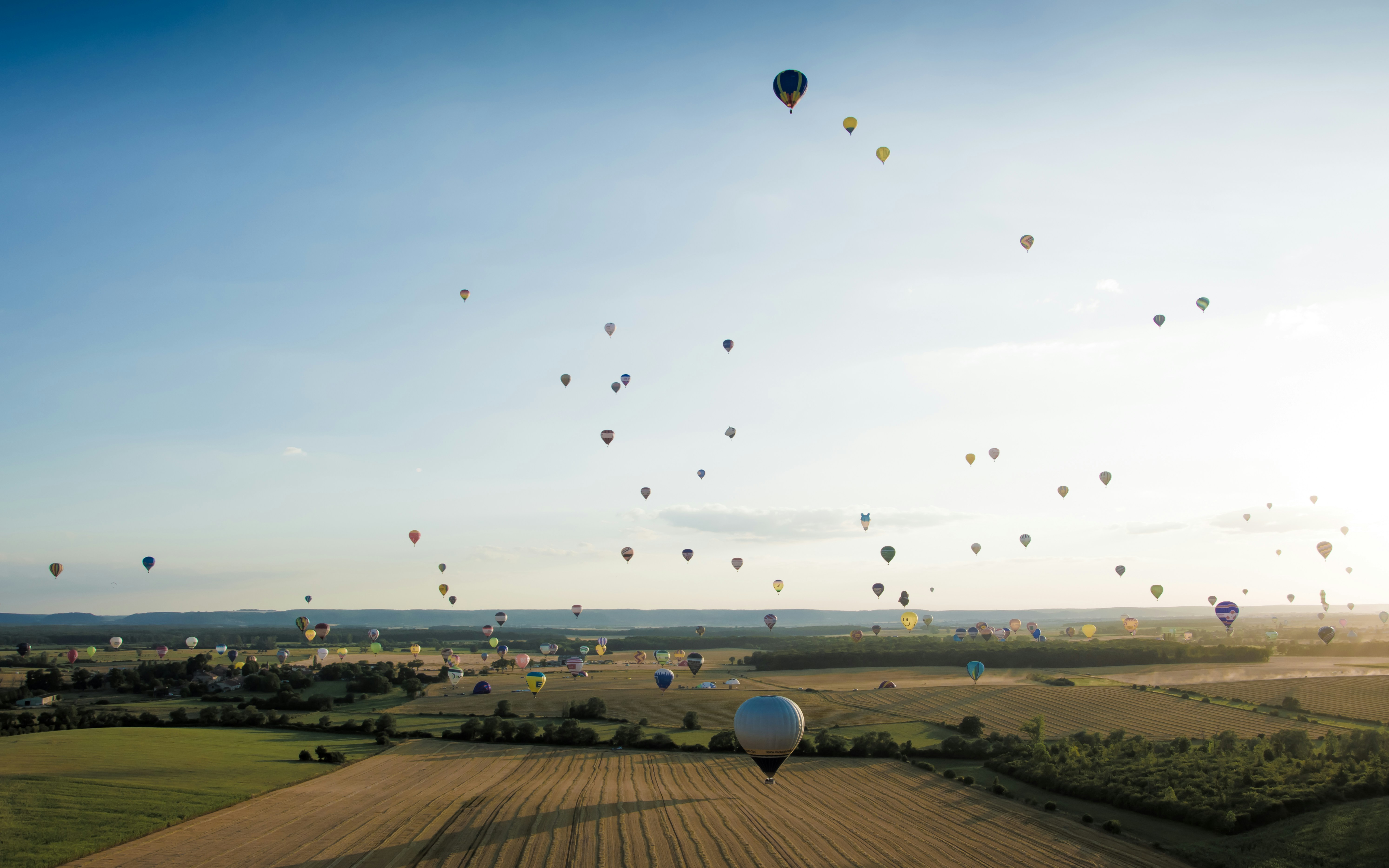 Un campo con muchos globos volando en el cielo foto – Imagen de ...