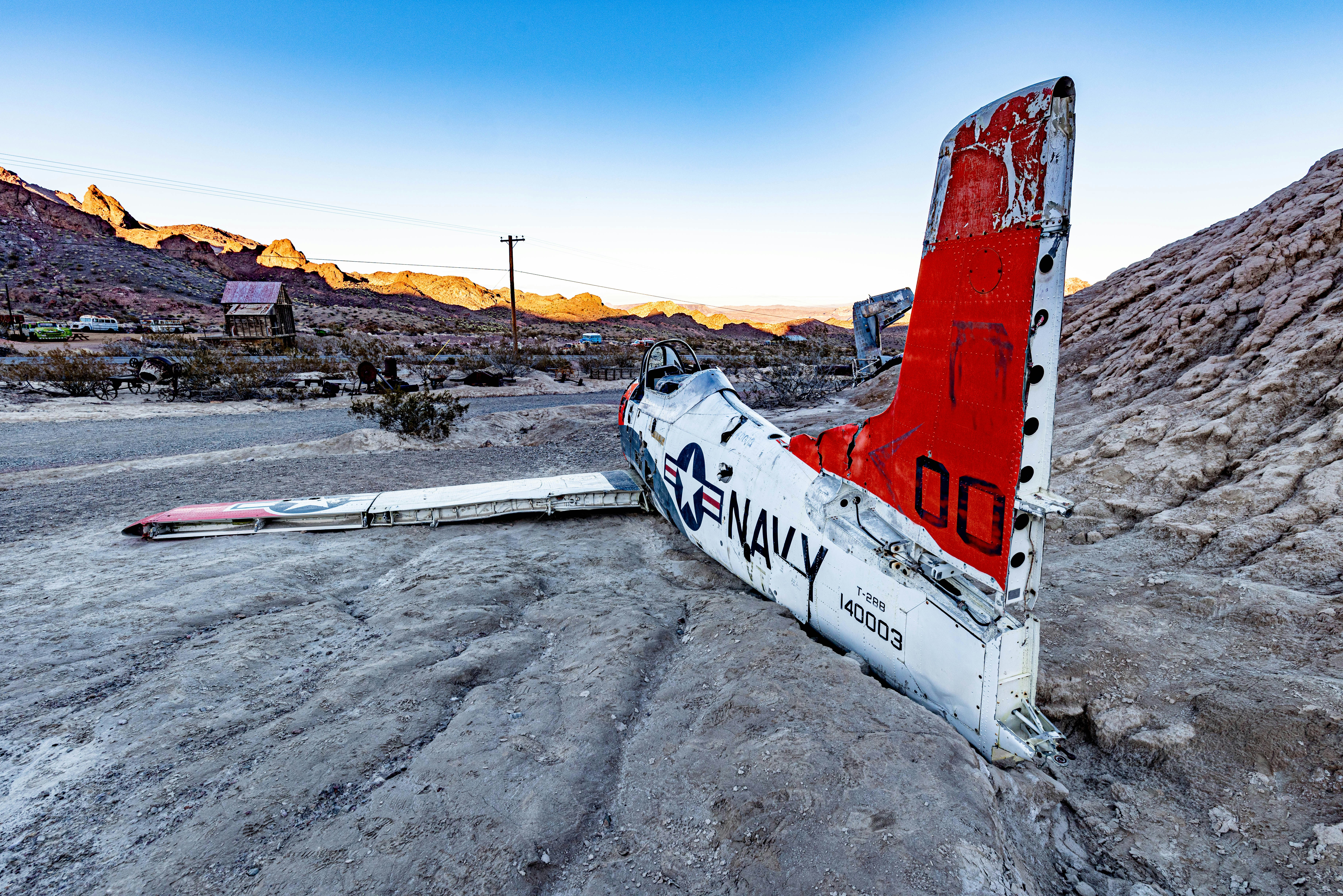 A plane that is sitting in the dirt photo – Free Outdoors Image on Unsplash