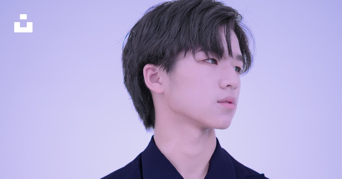 검은 양복을 입고 목걸이를 한 남자 사진 Unsplash의 무료 초상 이미지