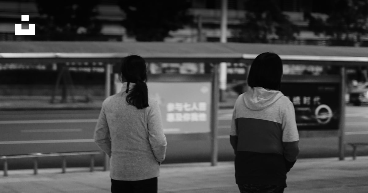 보도에 서 있는 두 사람 사진 Unsplash의 무료 반바지 이미지