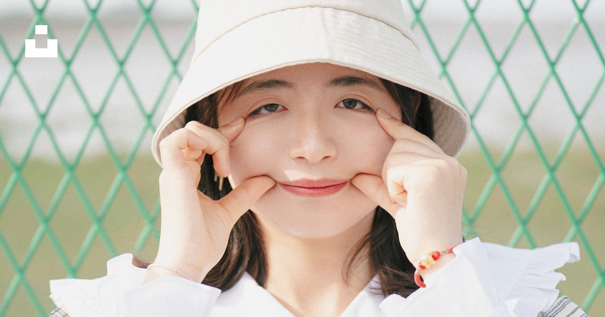 흰 모자와 체크 무늬 셔츠를 입은 어린 소녀 사진 Unsplash의 무료 사람 이미지