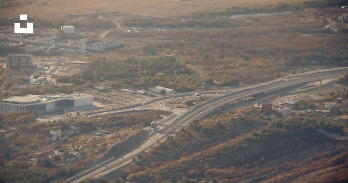 Une vue aérienne d’une autoroute et d’une ville photo – Photo ... Une vue aérienne d’une autoroute et d’une ville photo – Photo ...