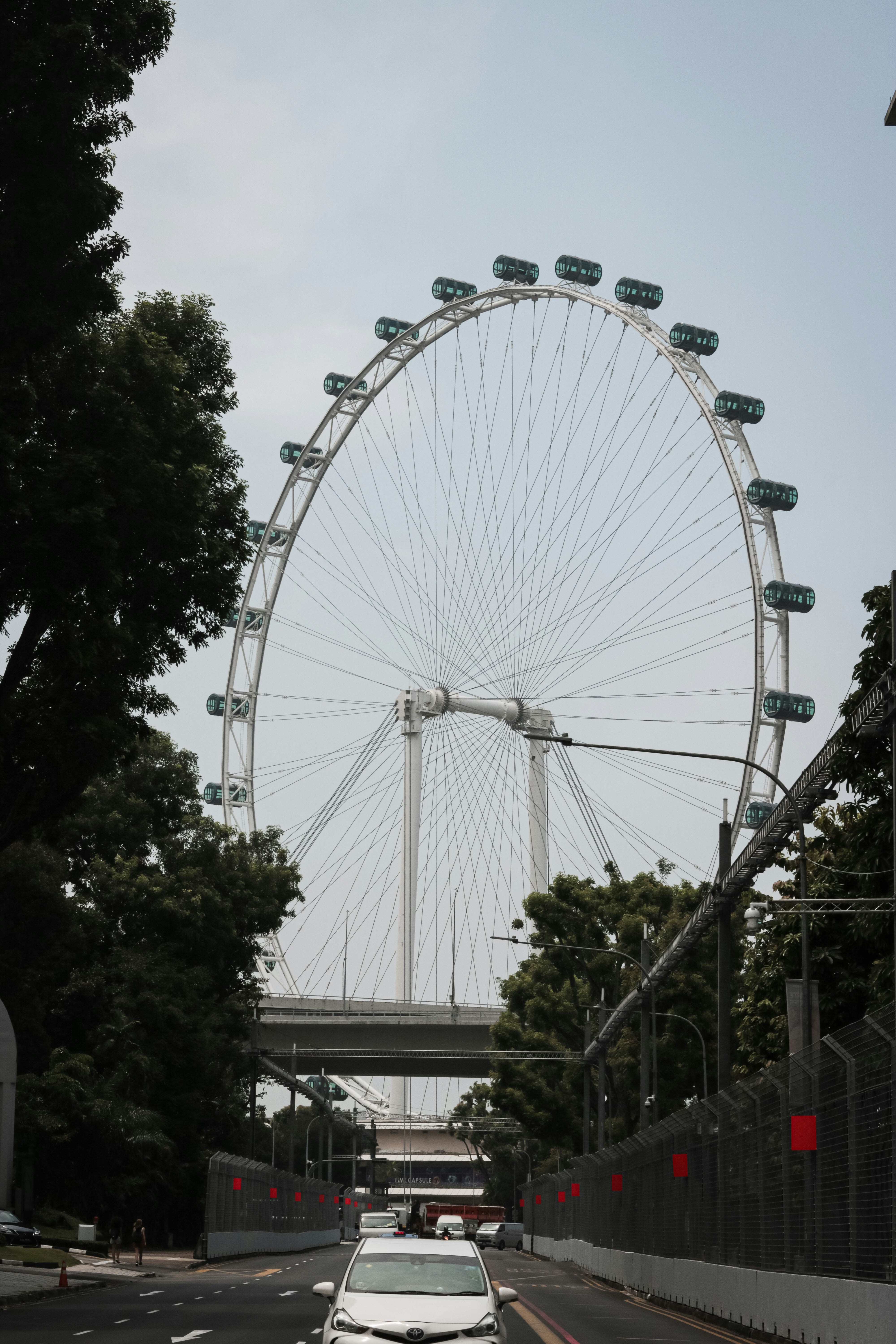 Giant Wheel Above the Boulevard: A Quiet Street-Level Portrait of an Urban Icon