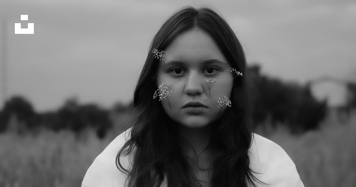 Foto Una Mujer Con Un Vestido Blanco De Pie En Un Campo Imagen Cara