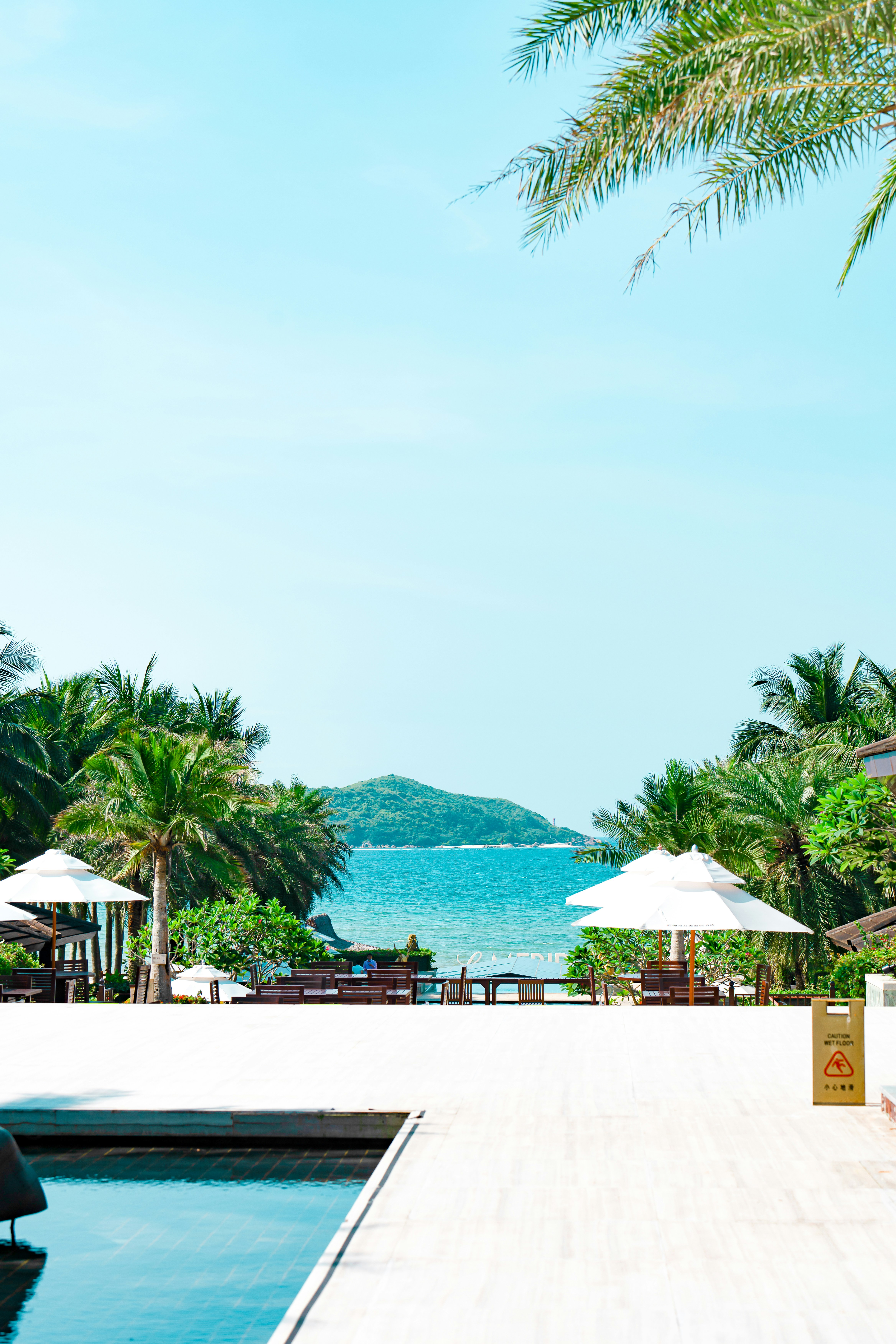 A view of the ocean from a resort pool photo – Free Hotel Image on Unsplash