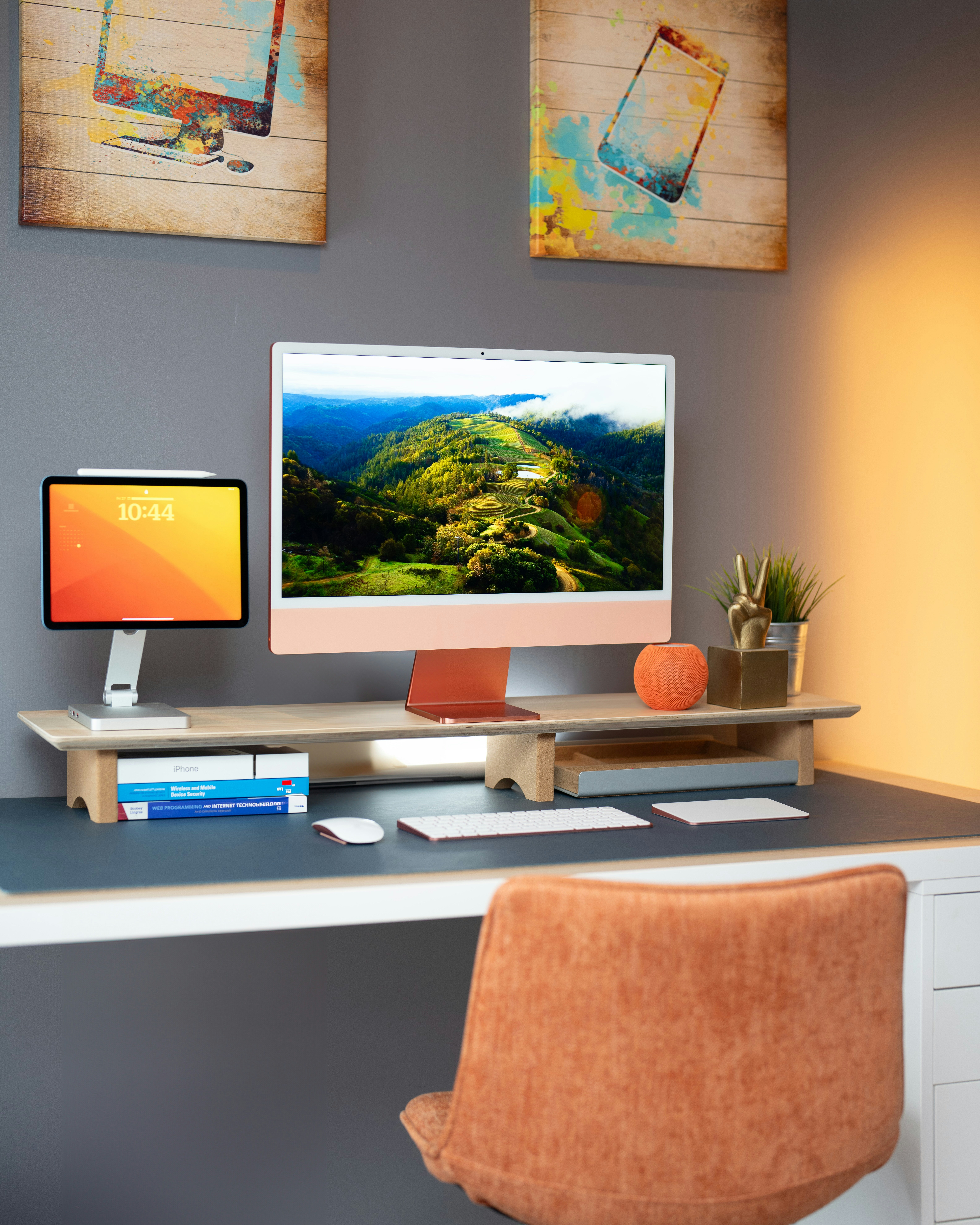 A desk with a computer monitor, keyboard and mouse photo – Free Art ...