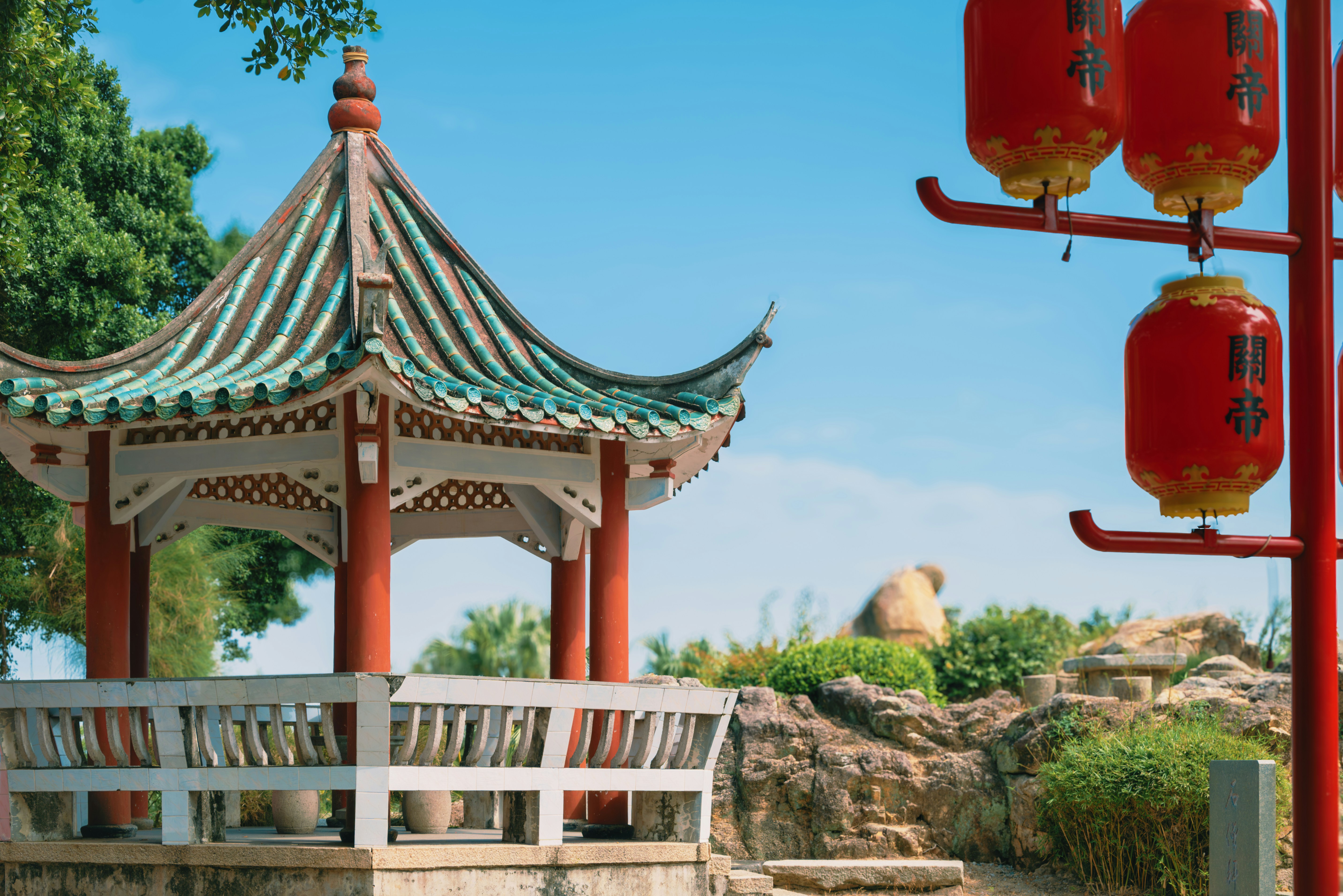 Koi Garden Lanterns: A Quiet Pavilion Beneath Red Orbs
