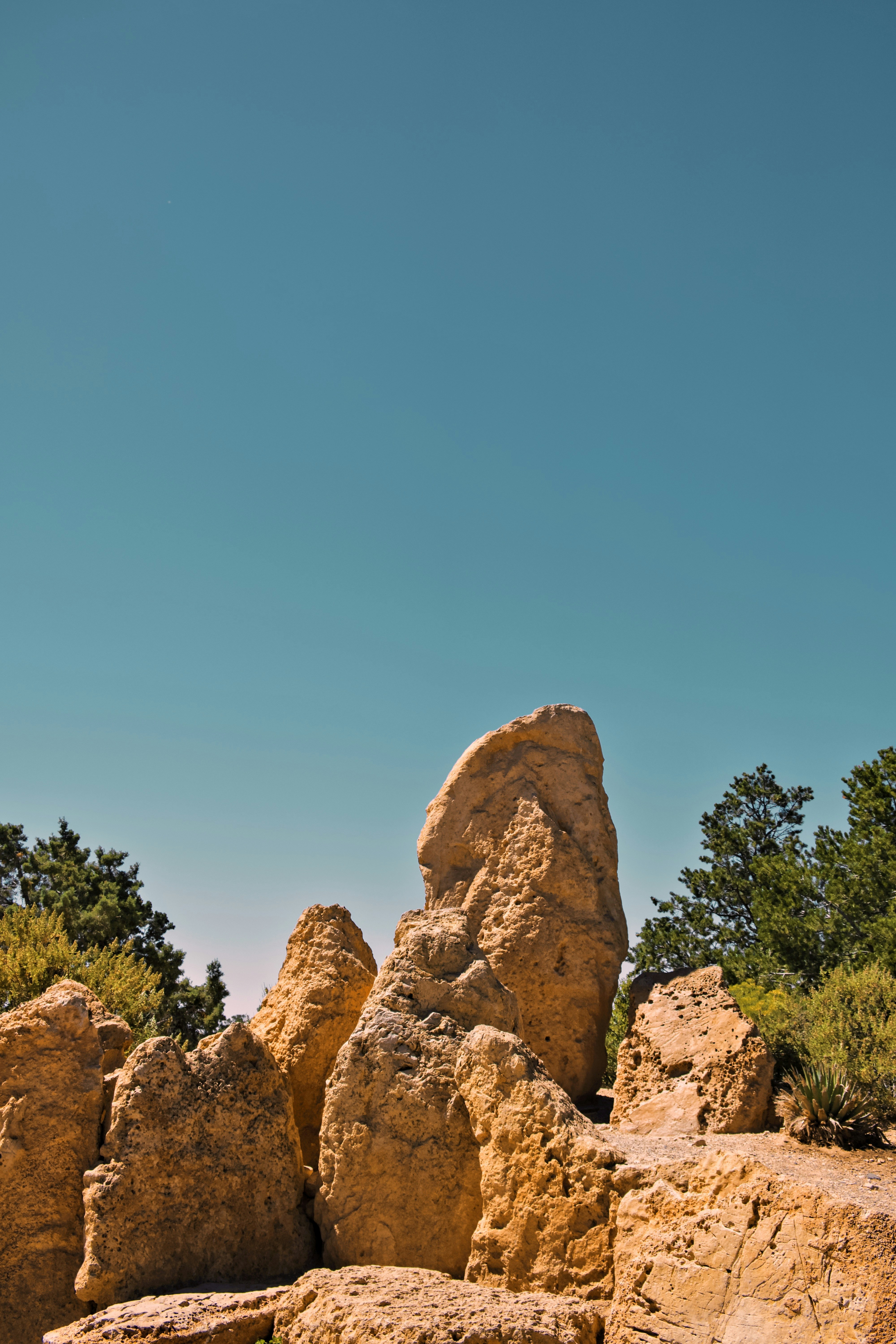 Une grande formation rocheuse au milieu d’un champ photo – Photo Grand ...
